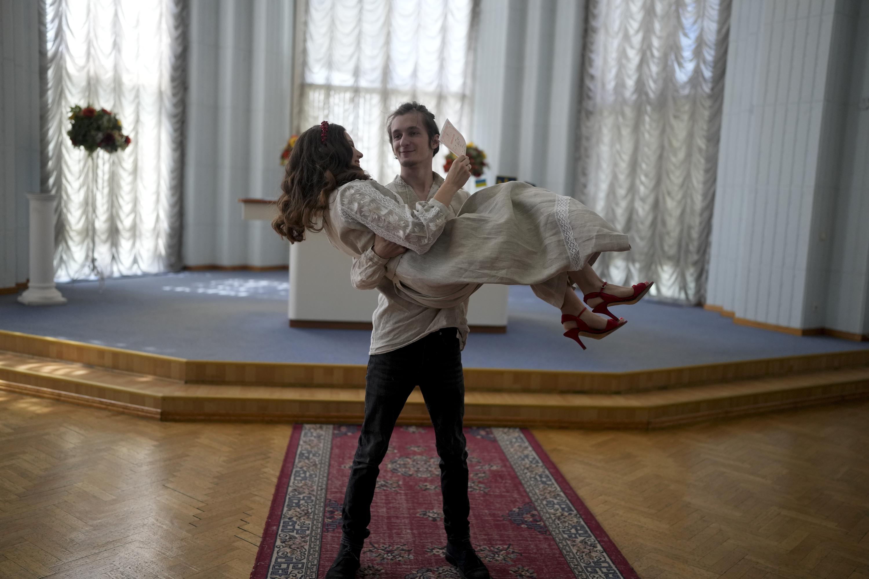 Carpe diem: In Ukraine, war turning love into marriages | AP News