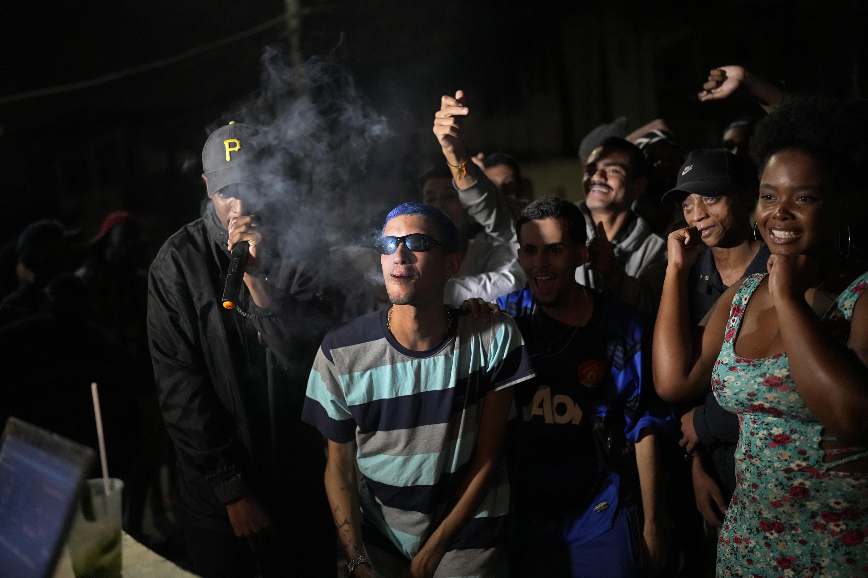 En favelas de Río, rap y desfiles marcan vuelta a normalidad | AP News