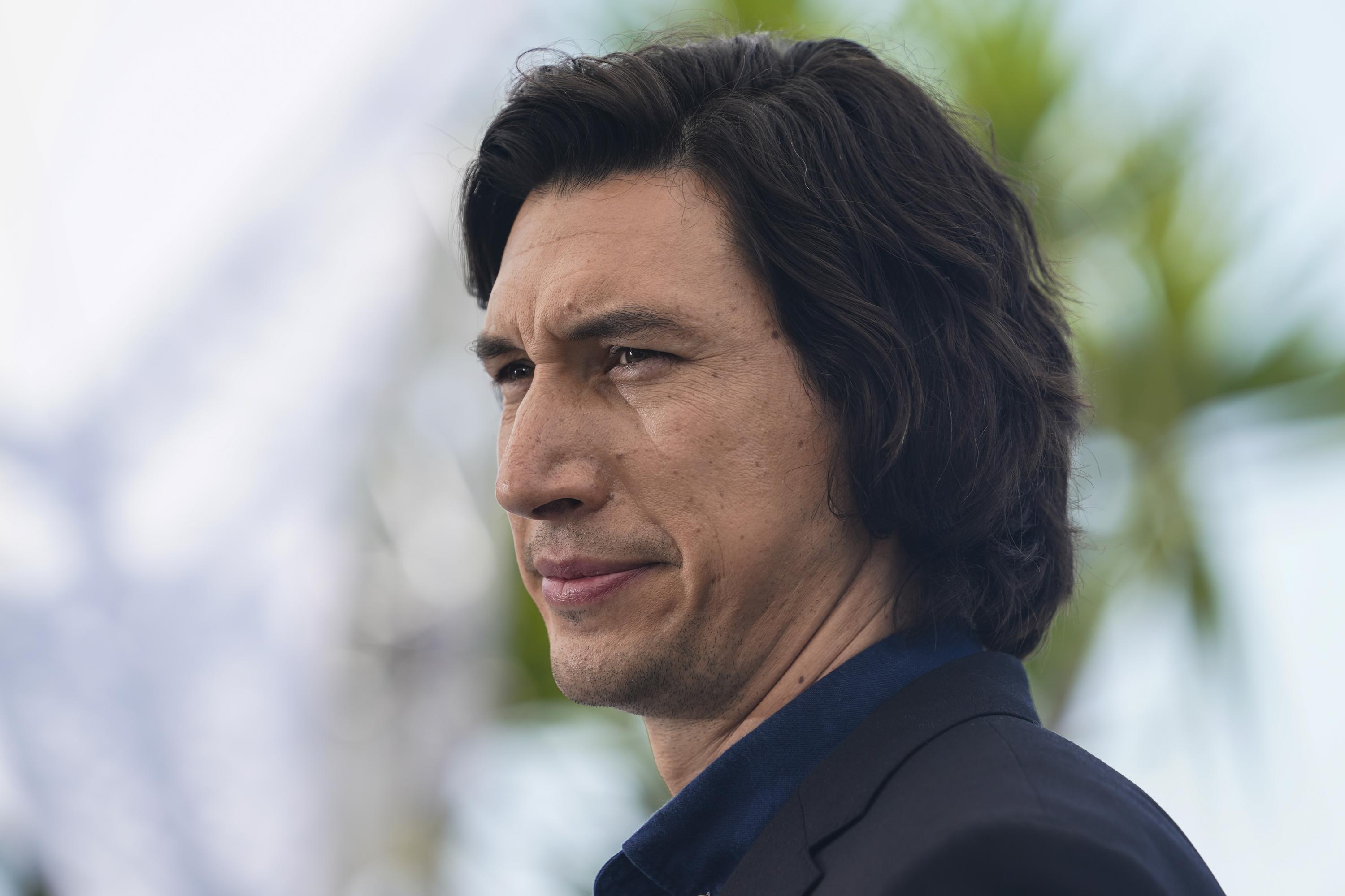 Adam Driver sobre cantar, surrealismo y "Annette" | AP News