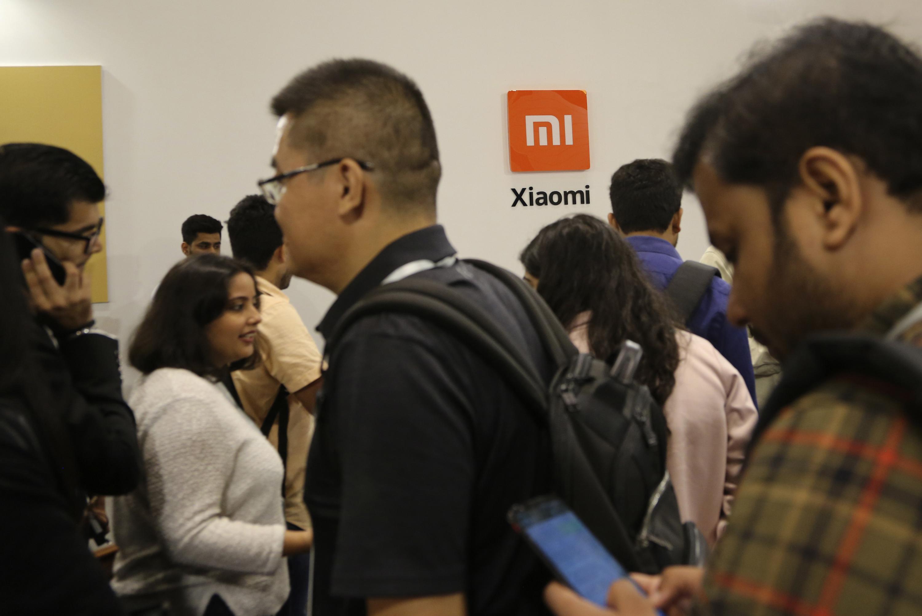 India confisca 725 millones de dólares de firma china Xiaomi | AP News