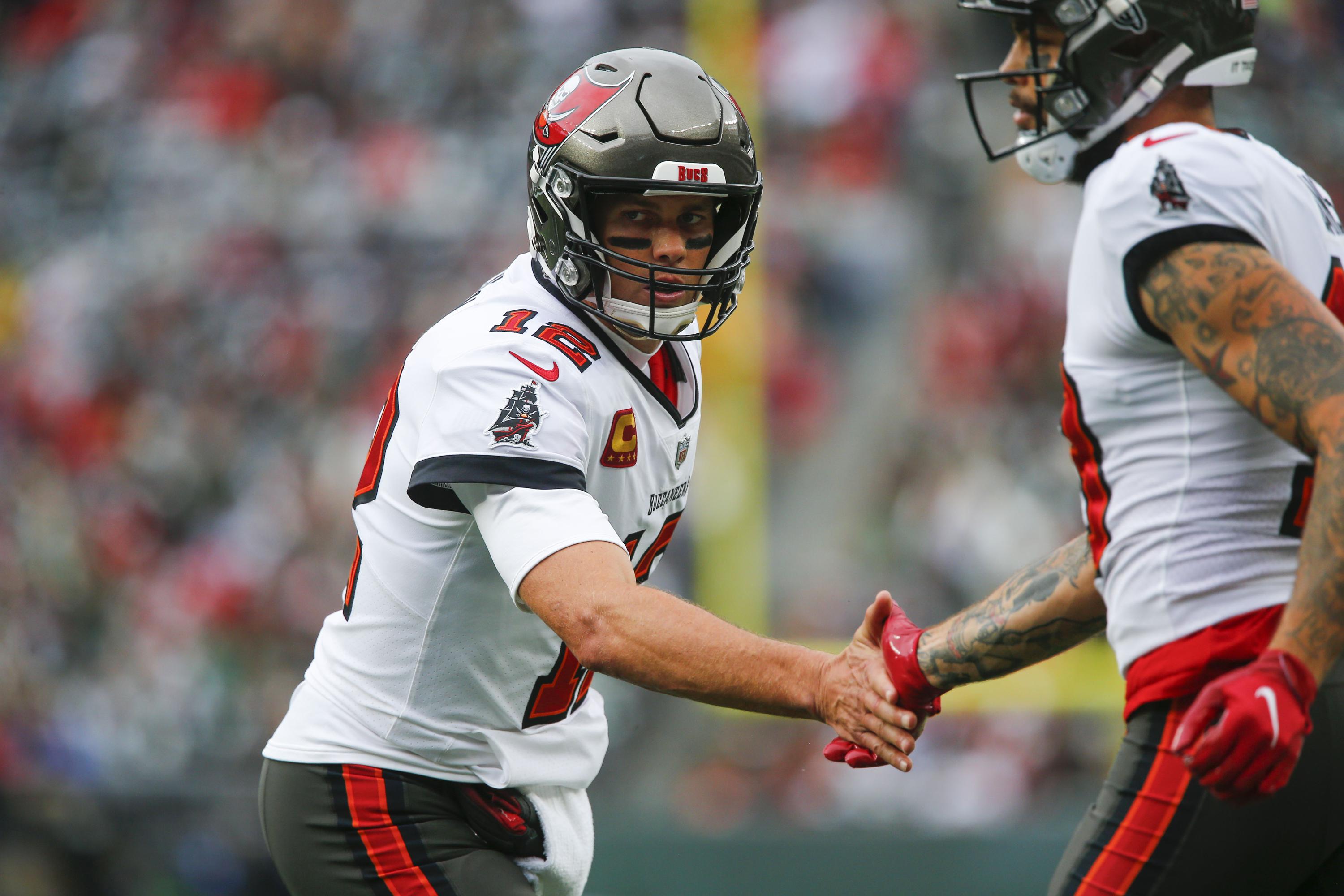 Brady, Buccaneers thriving despite losing big-name receivers | AP News