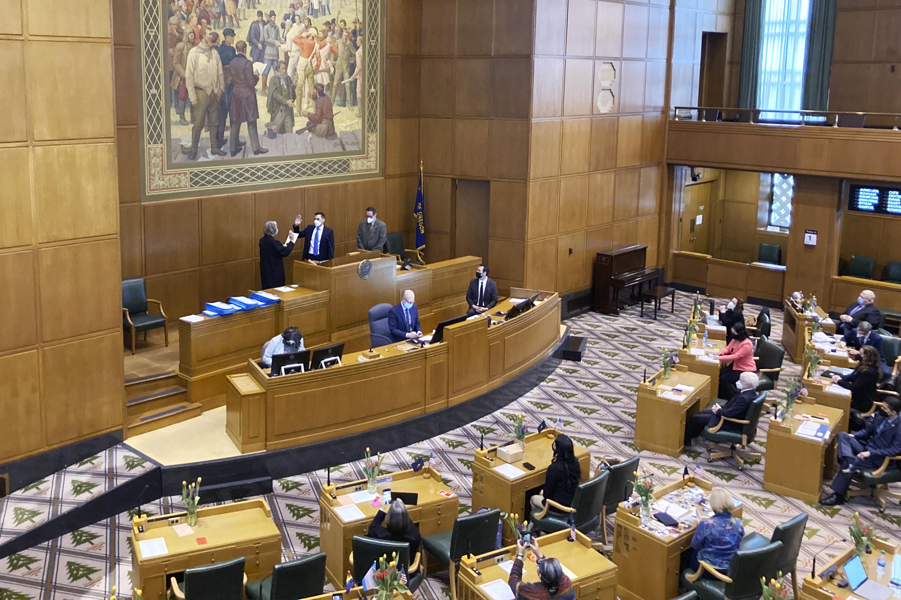 Oregon lawmakers kick off 35-day legislative session | AP News