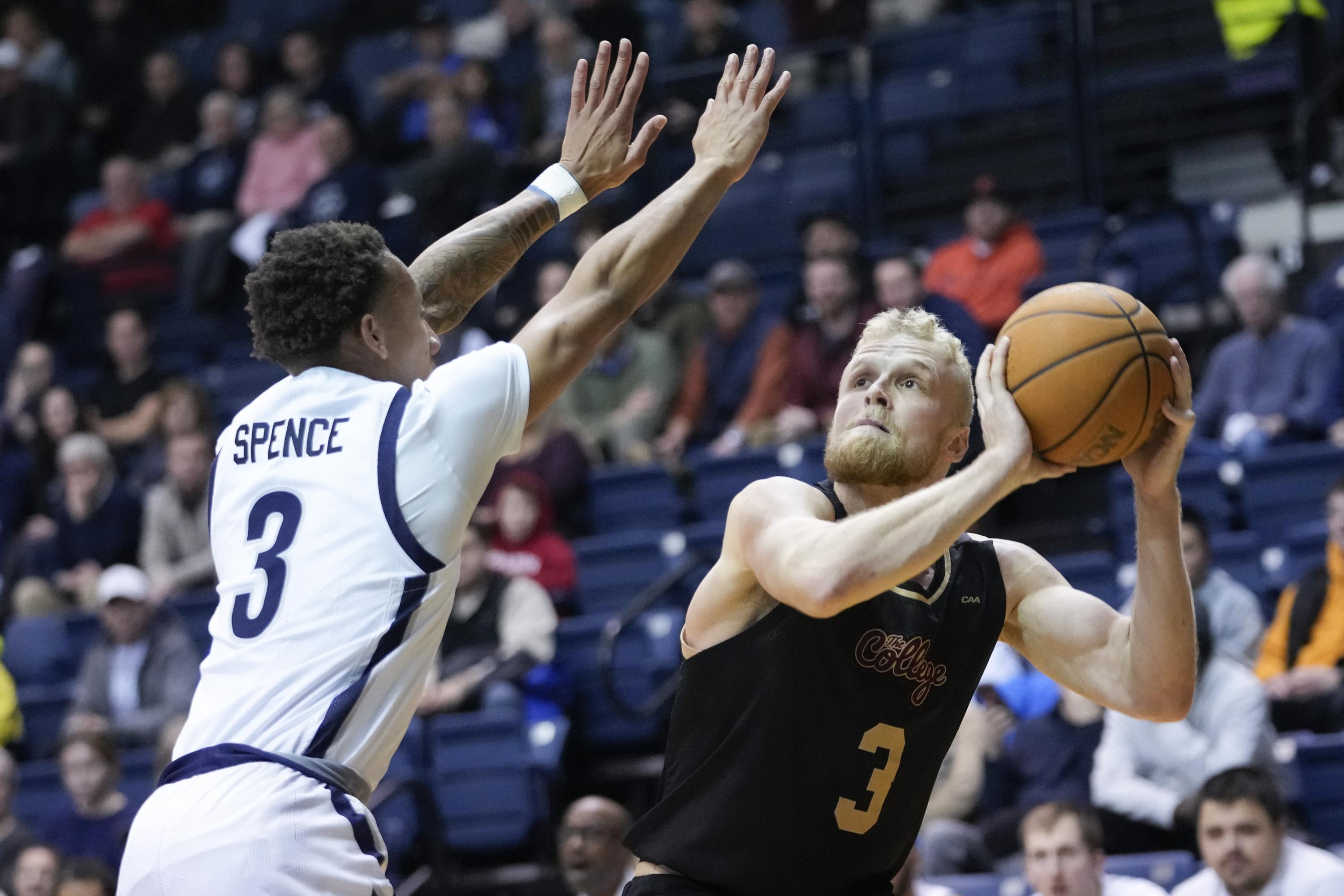 No. 18 Charleston takes over in 2nd half, wins 19th straight | AP News