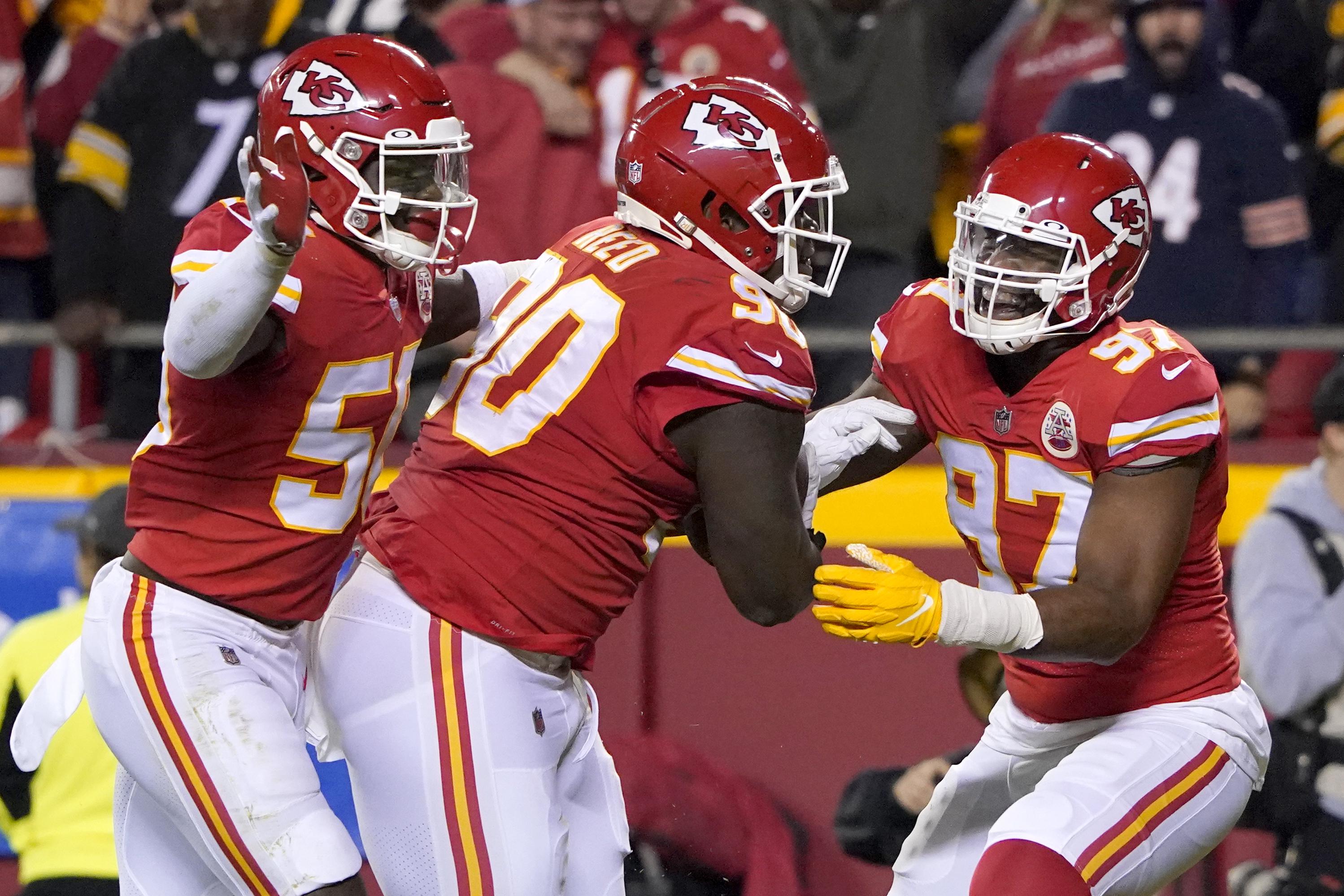 Kansas City wins its 6th straight AFC West title with win | AP News