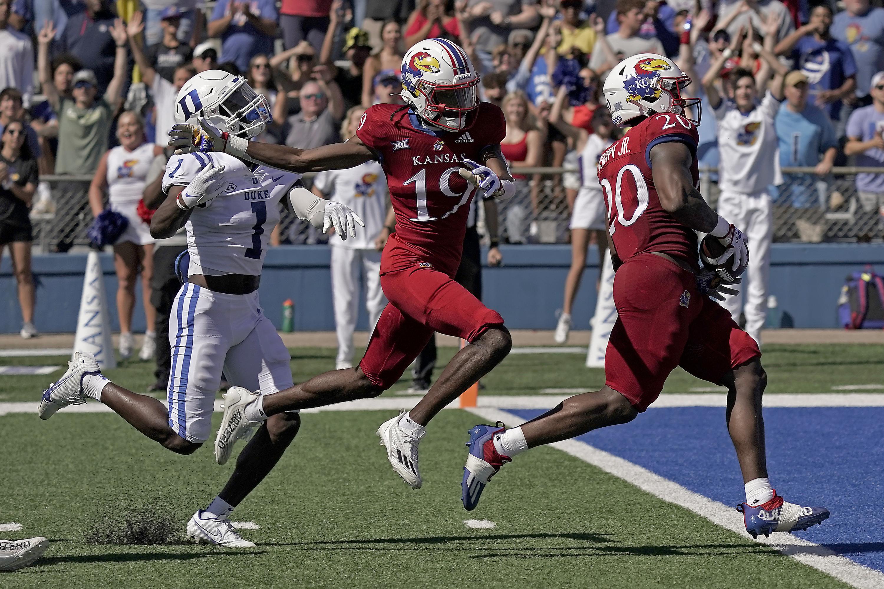 Daniels leads Kansas over Duke 35-27, goes to 4-0 | AP News