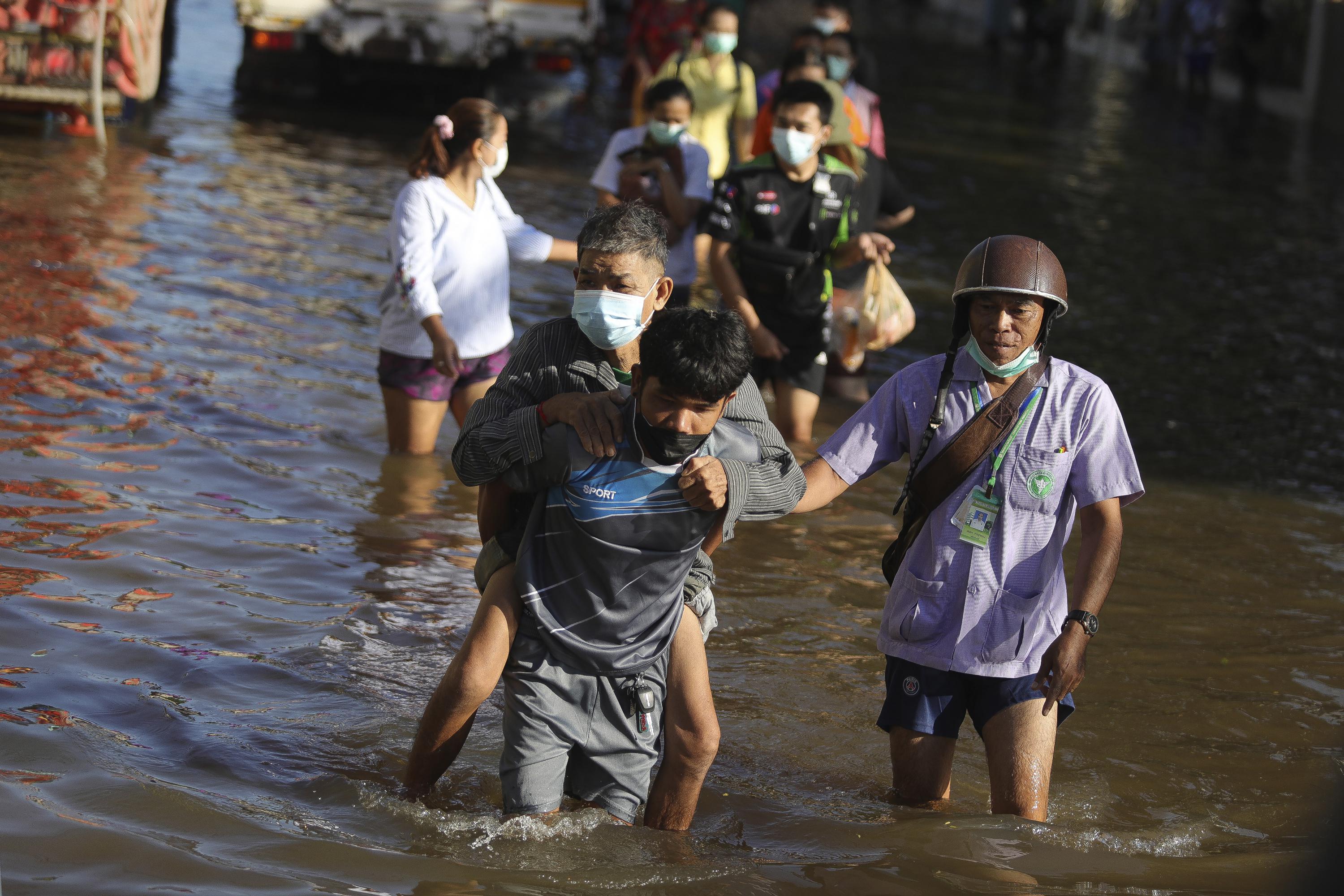 Flooding threat hangs over Thai capital Bangkok | AP News