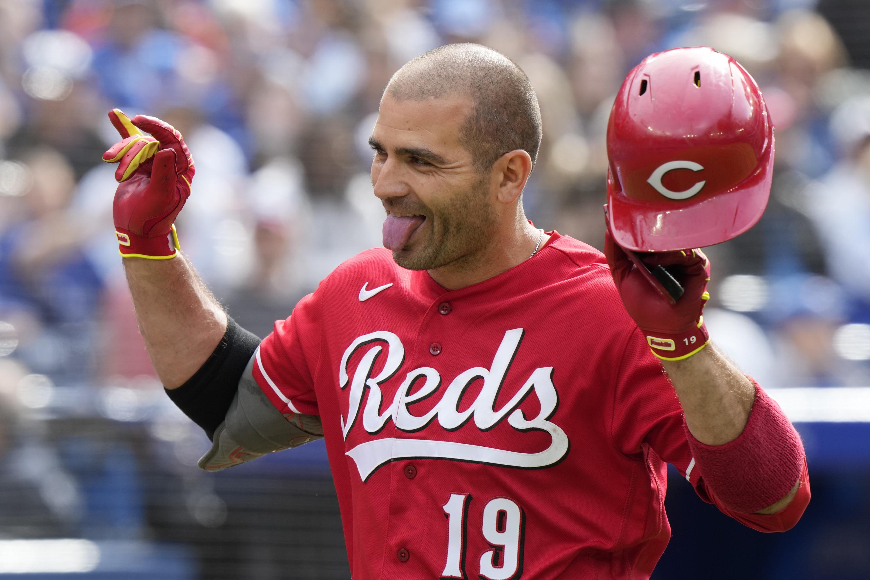 Votto hits tiebreaking HR in 8th, Reds beat Blue Jays 3-2 | AP News