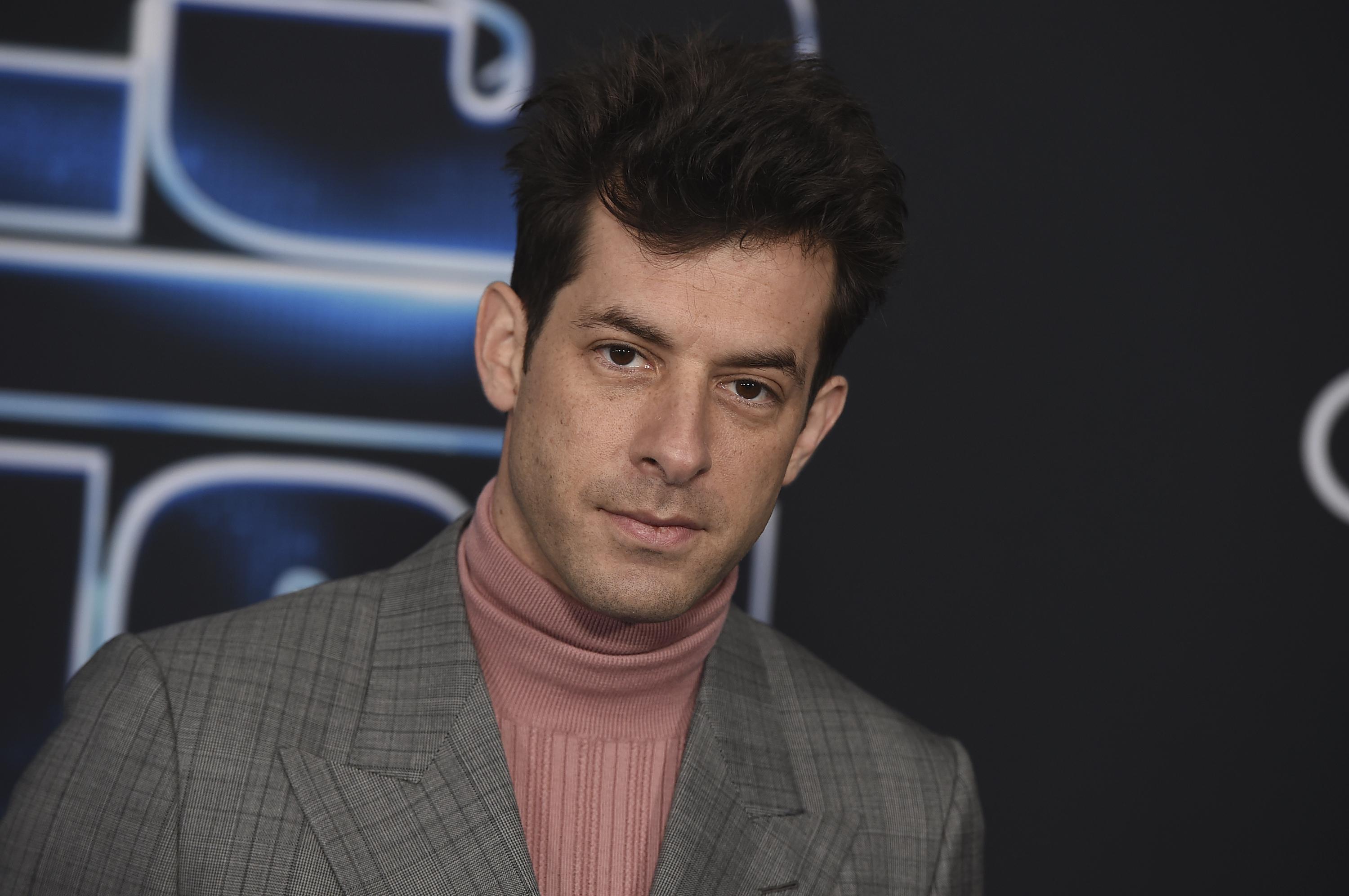 Mark Ronson recuerda su vida de DJ en un libro | AP News