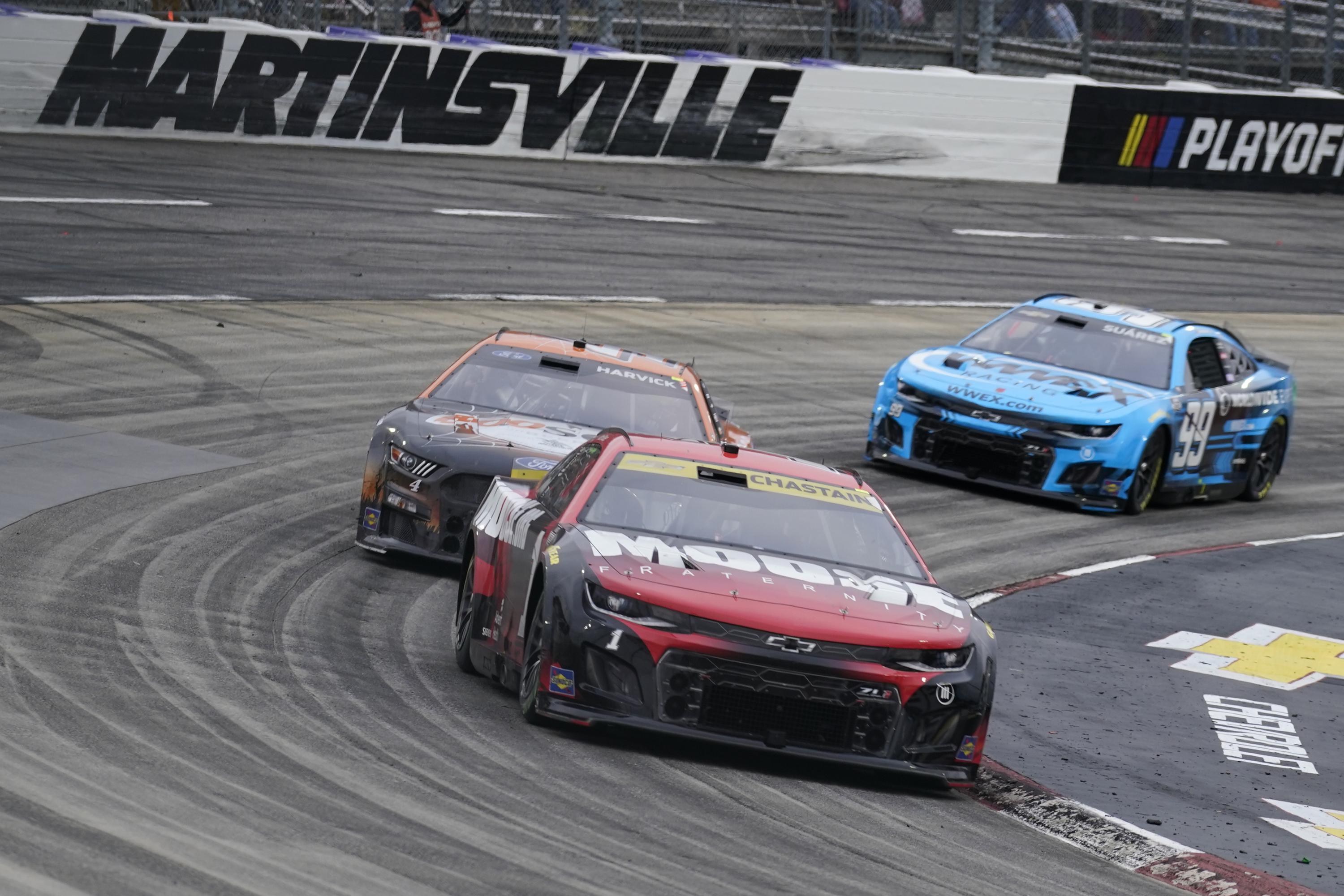 Bell wins, Chastain rides the wall to earn title race spots | AP News