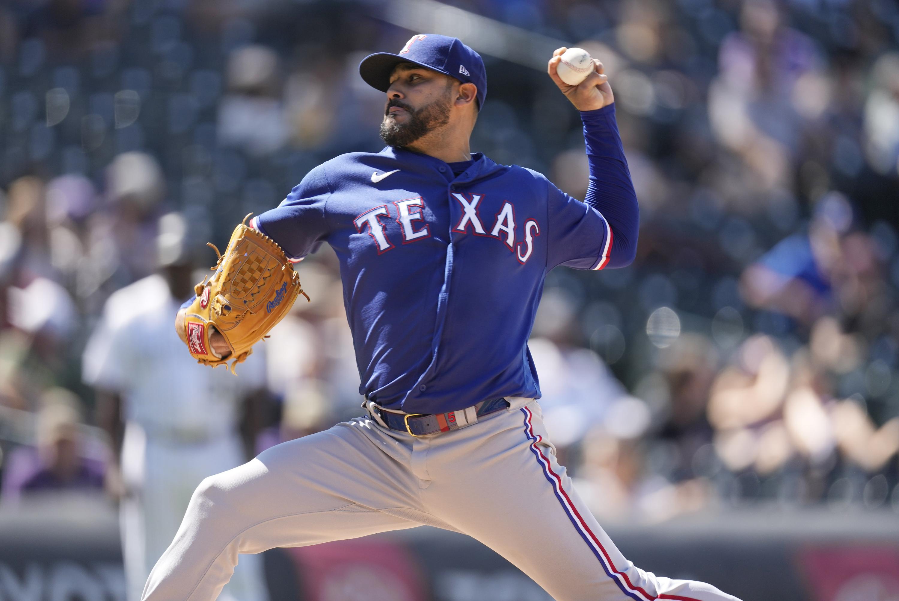 Pérez y Lowe ayudan a que Rangers aplasten a Rockies | AP News