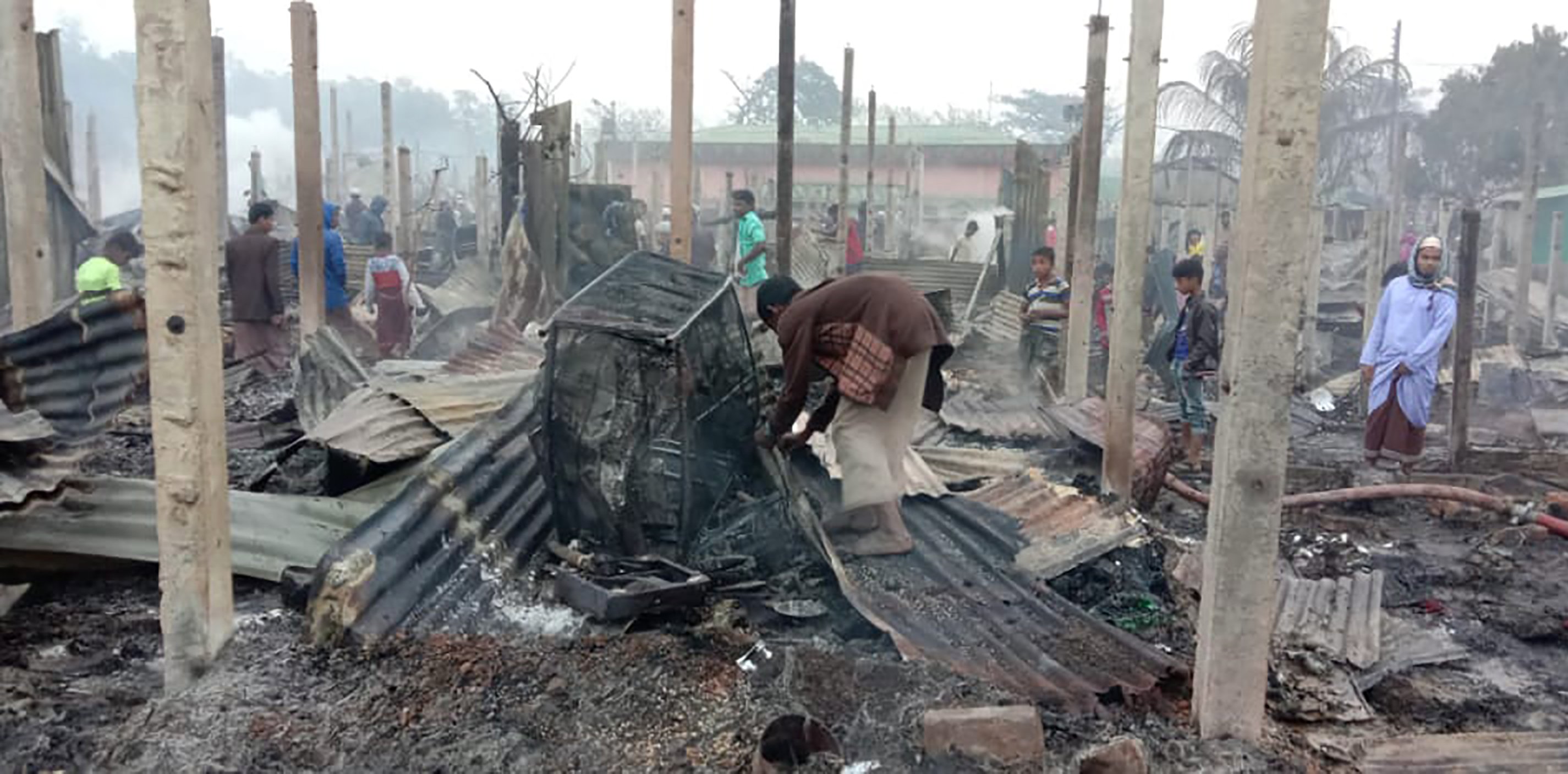 Fire destroys hundreds of homes in Rohingya refugee camp | AP News