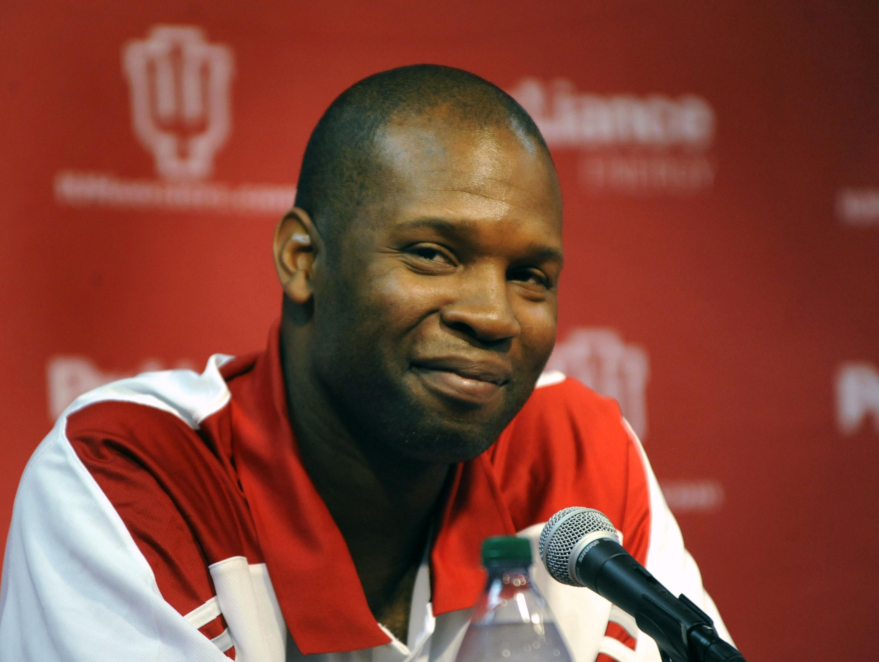 Hoosiers bring back Calbert Cheaney as assistant coach | AP News