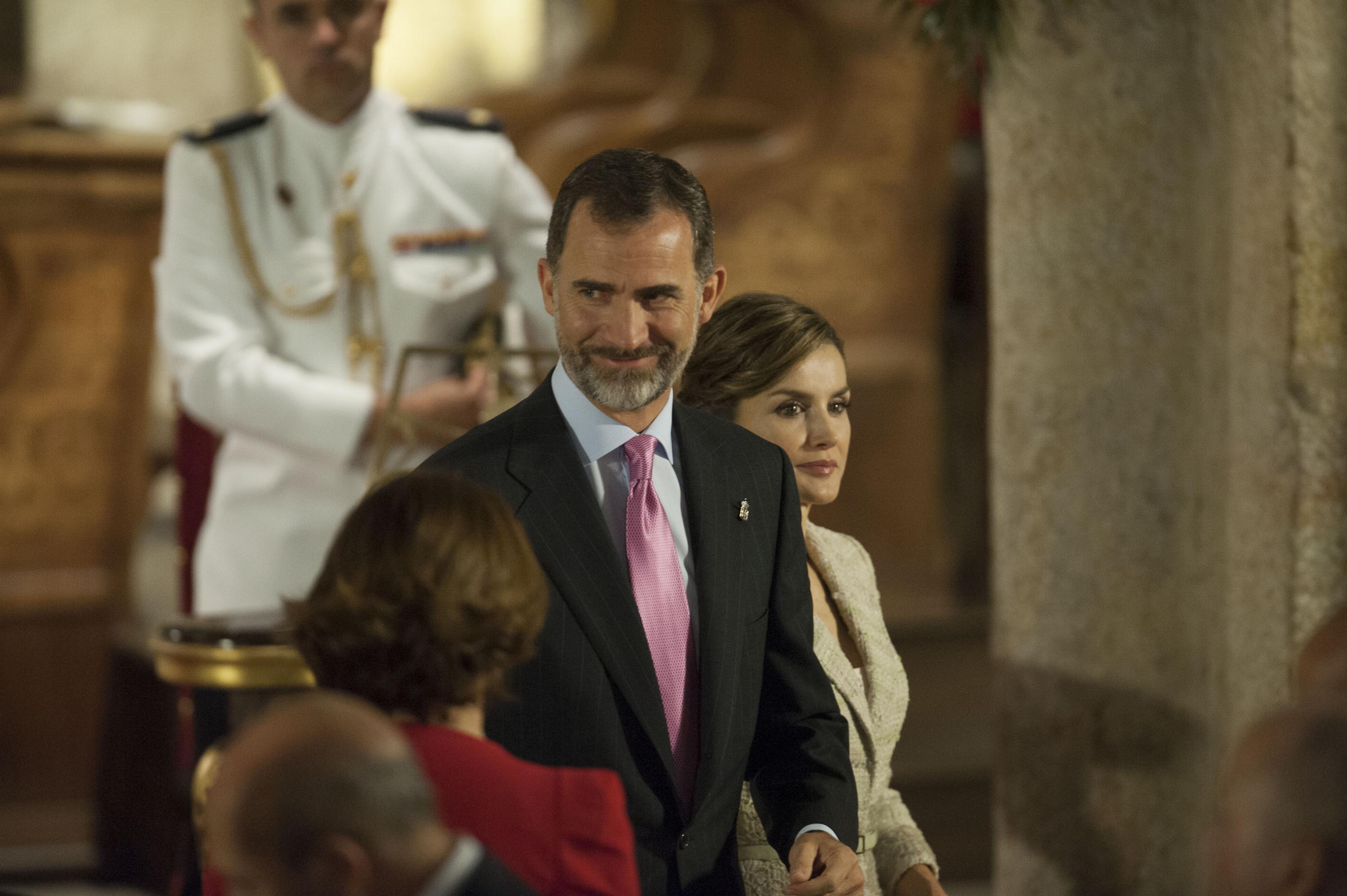 Nuevo rey de España devuelve a la monarquía su popularidad | AP News
