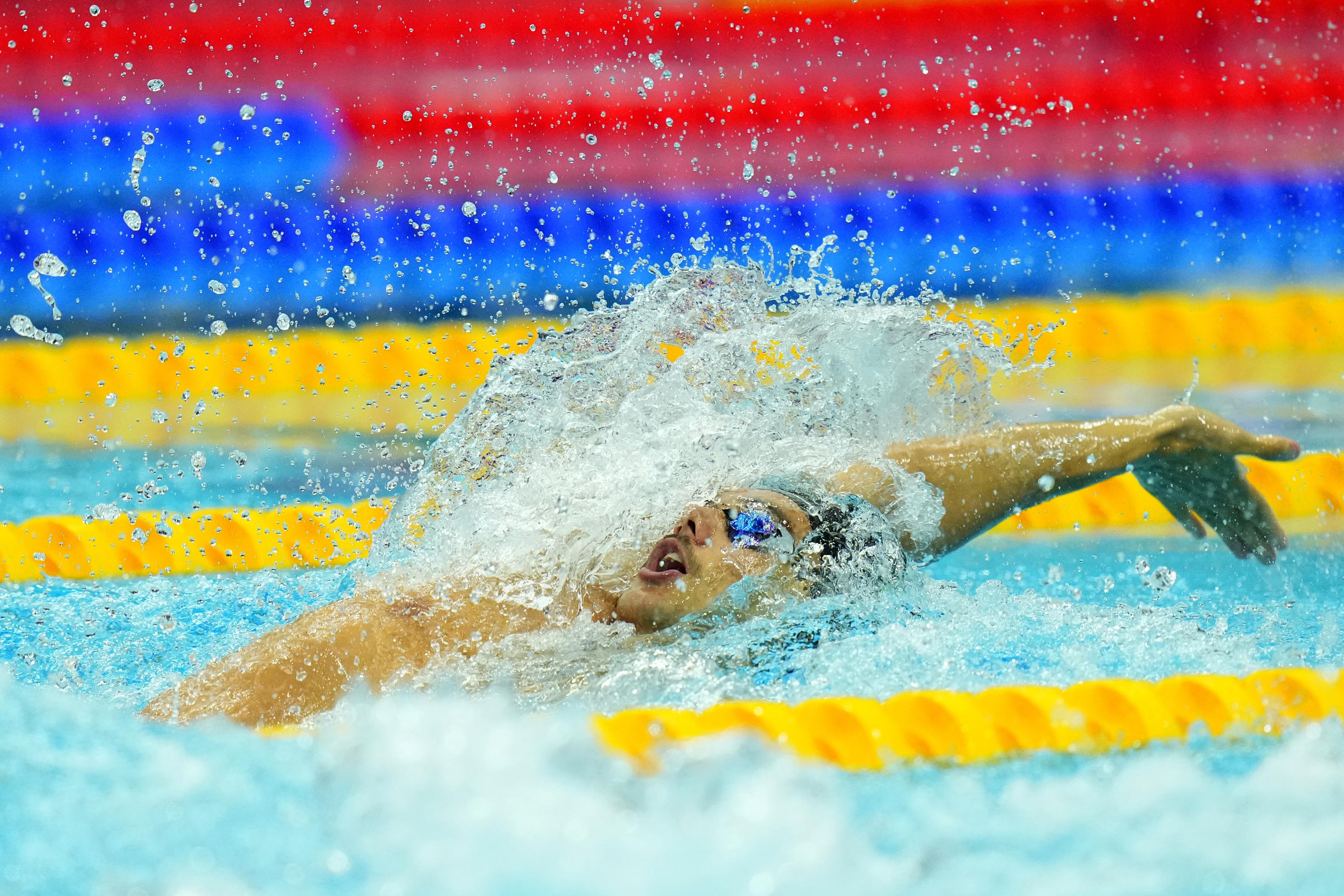 Italy’s Ceccon sets world record in men’s 100 backstroke | AP News
