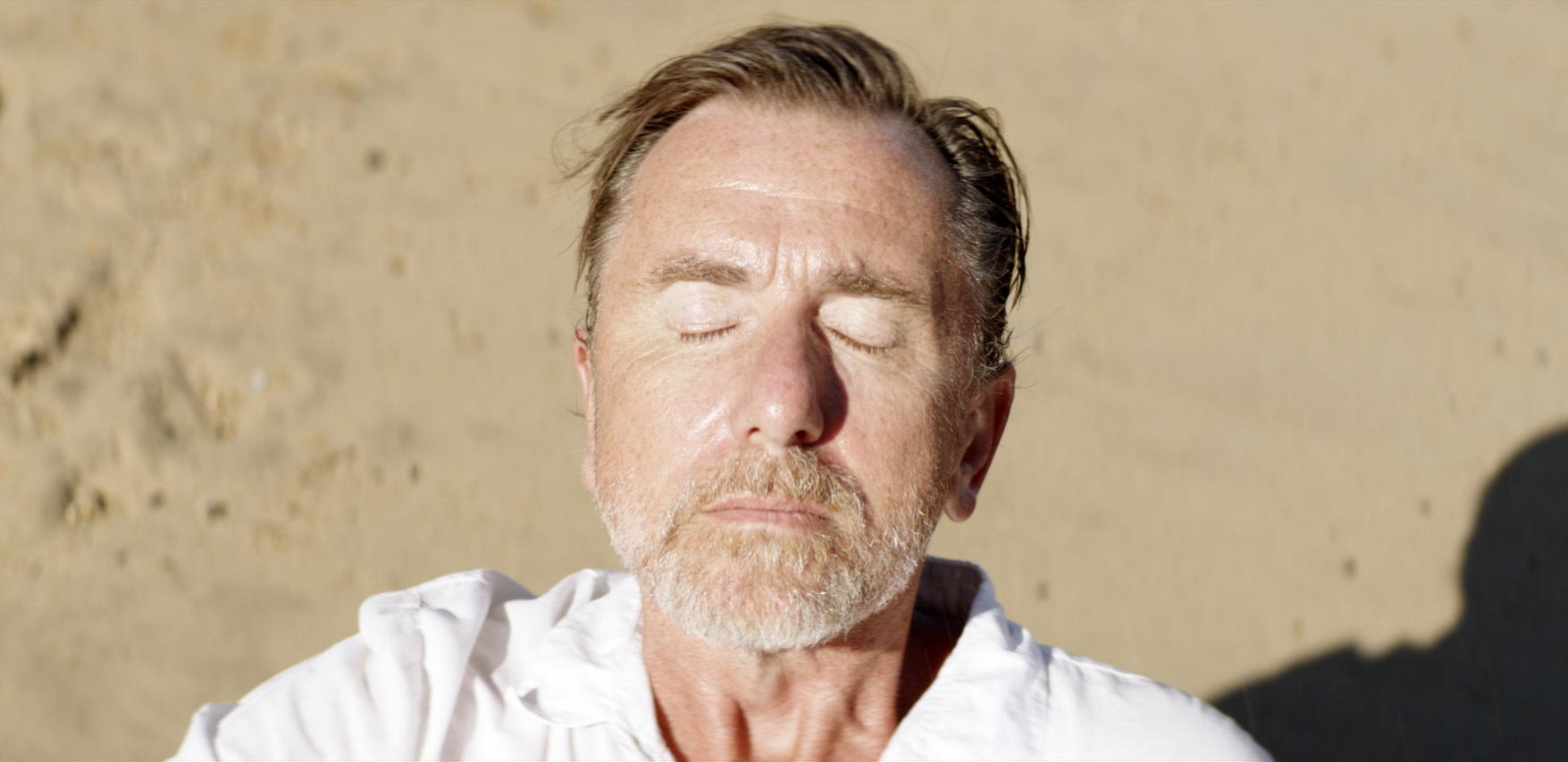 Review: Tim Roth drops out, in paradise, in ‘Sundown’ | AP News