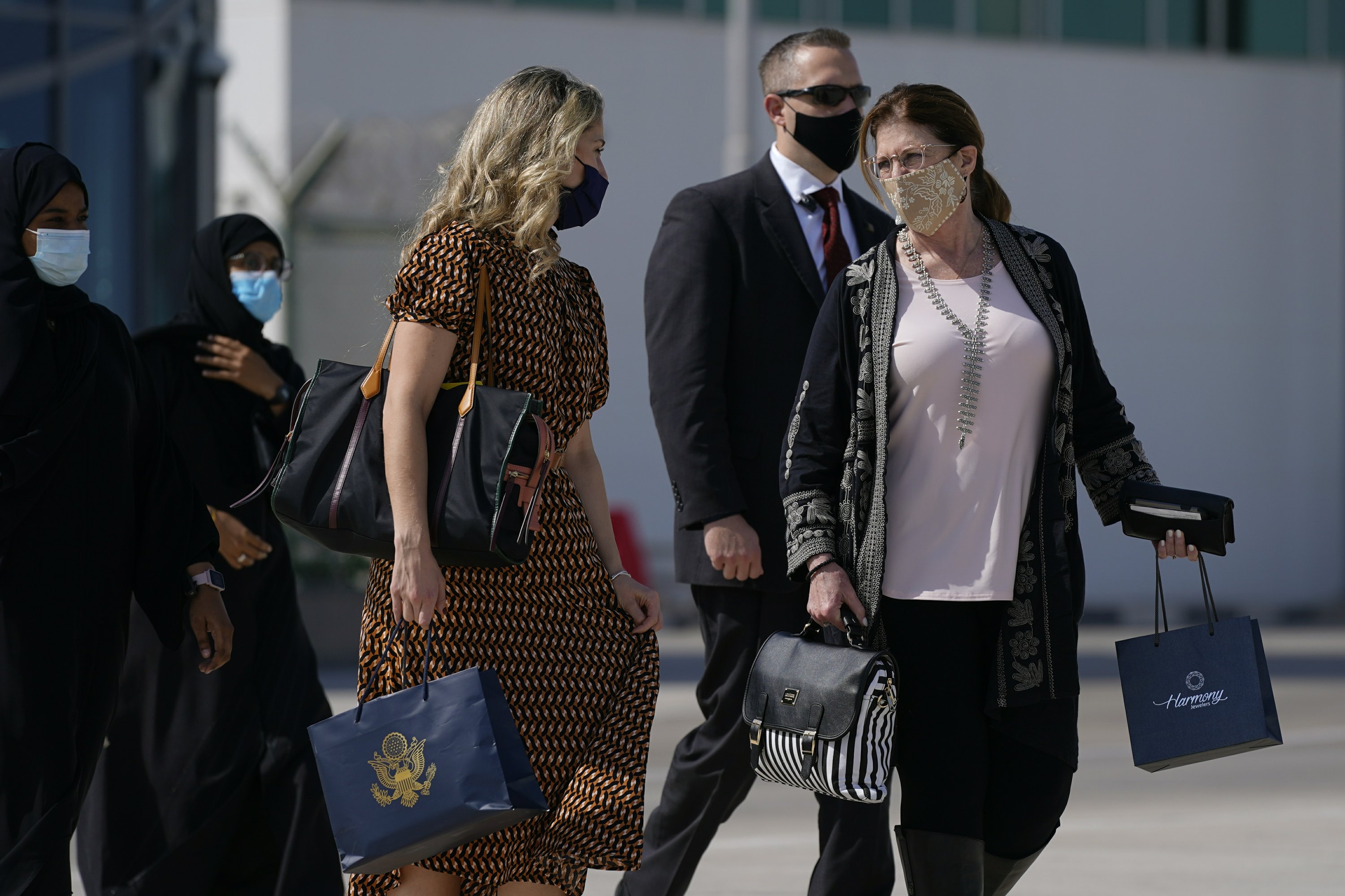 Watchdog clears Pompeo's wife of travel ethics charges | AP News