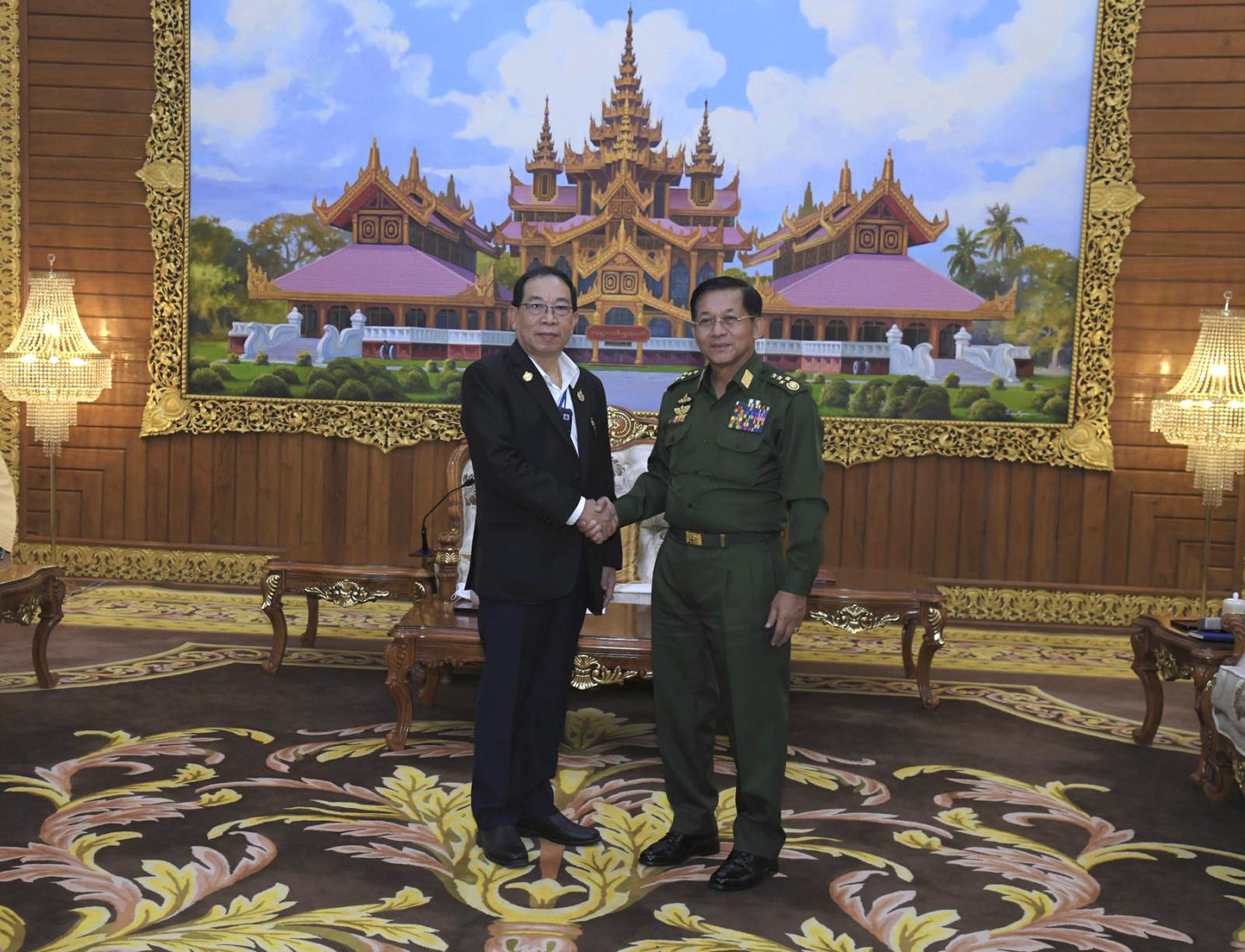 Myanmar leader begins peace talks with ethnic militia groups | AP News
