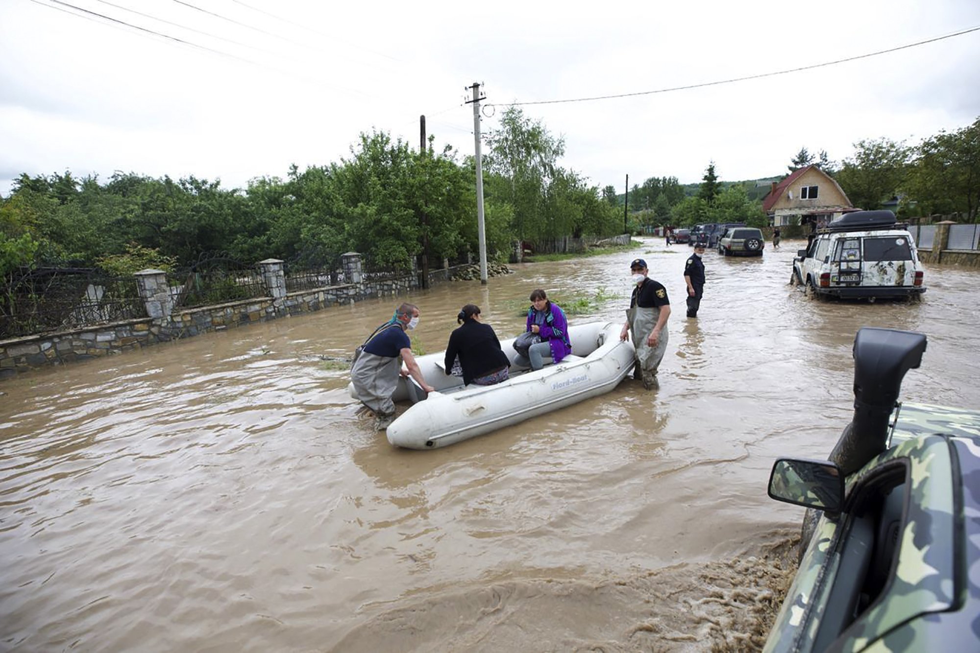 Ukraine asks EU, NATO to help deal with damage from floods | AP News