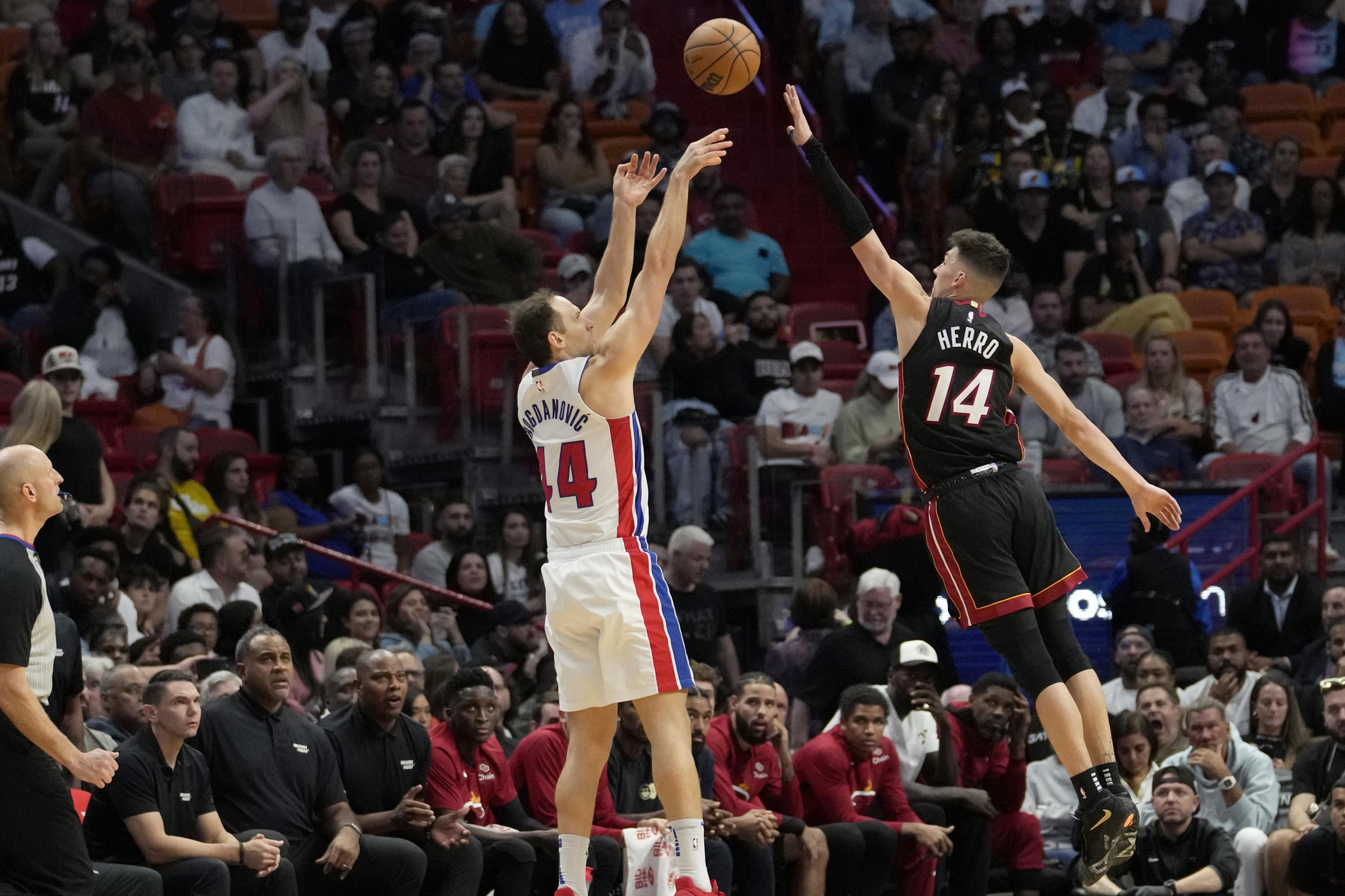 Pistons despiertan en la segunda parte y superan al Heat | AP News