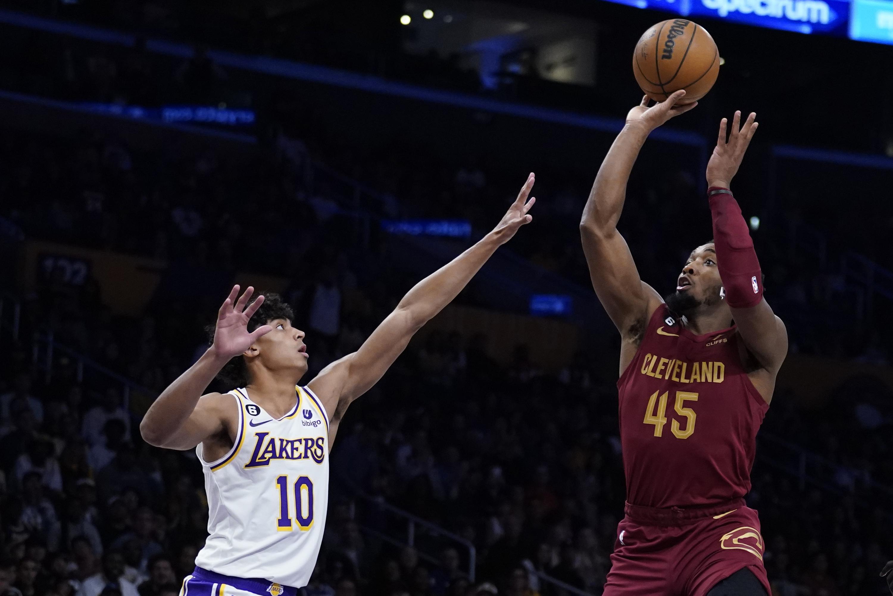 Garland y Mitchell guían a Cavaliers sobre Lakers | AP News