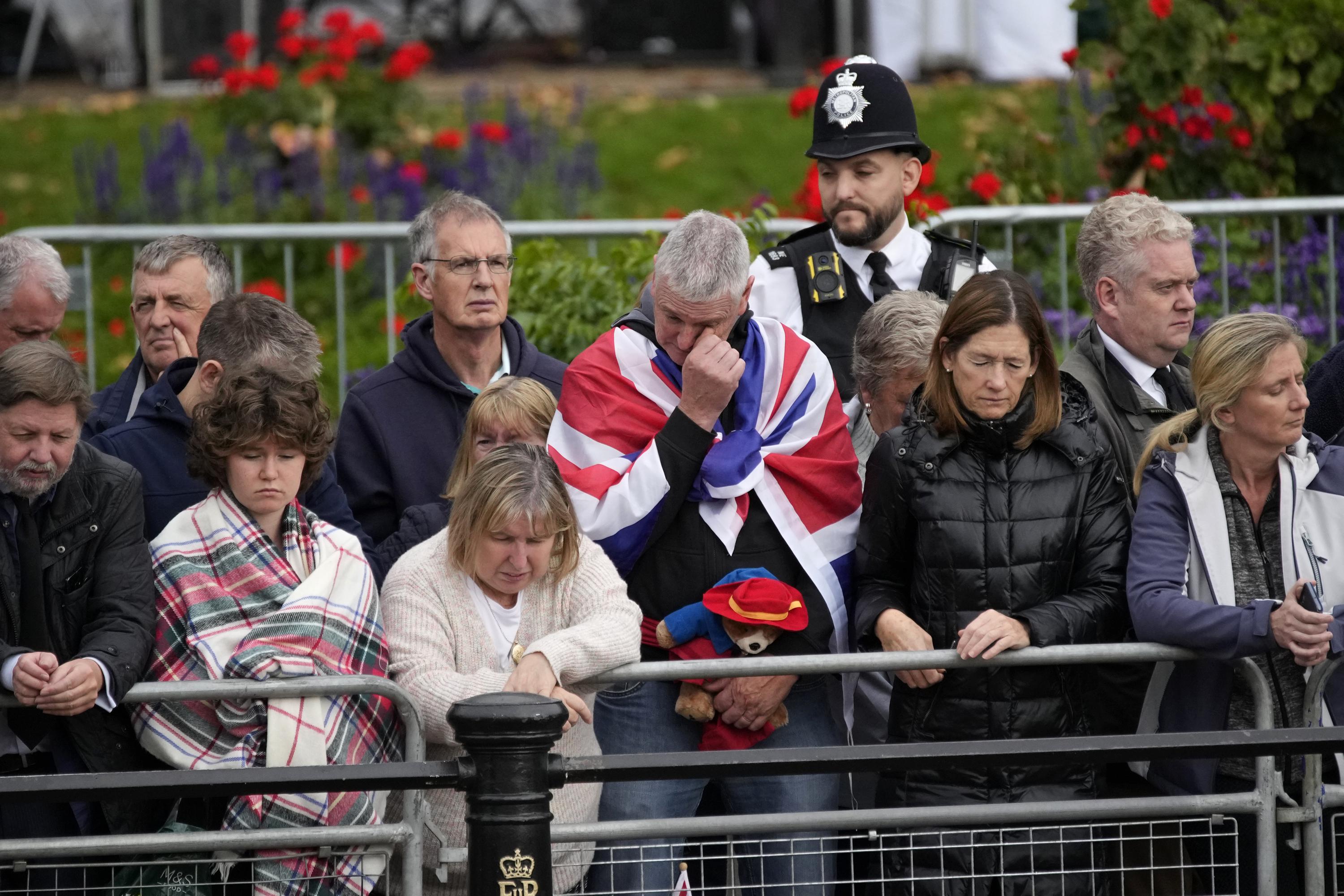 AP PHOTOS: Tearful crowds mourn Queen Elizabeth II | AP News
