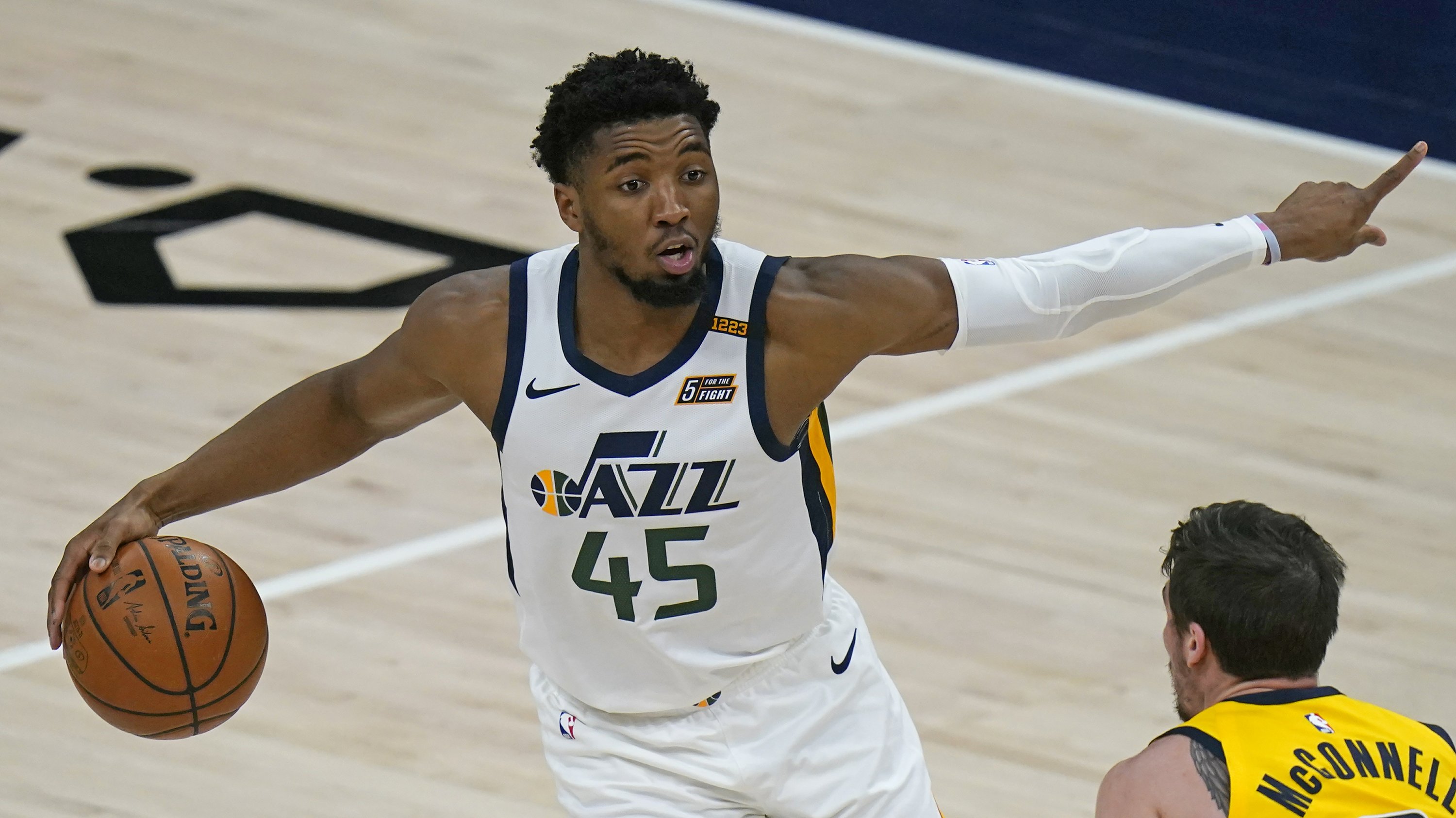 Jazz pierde a Mitchell, pero remonta y vence a Pacers | AP News
