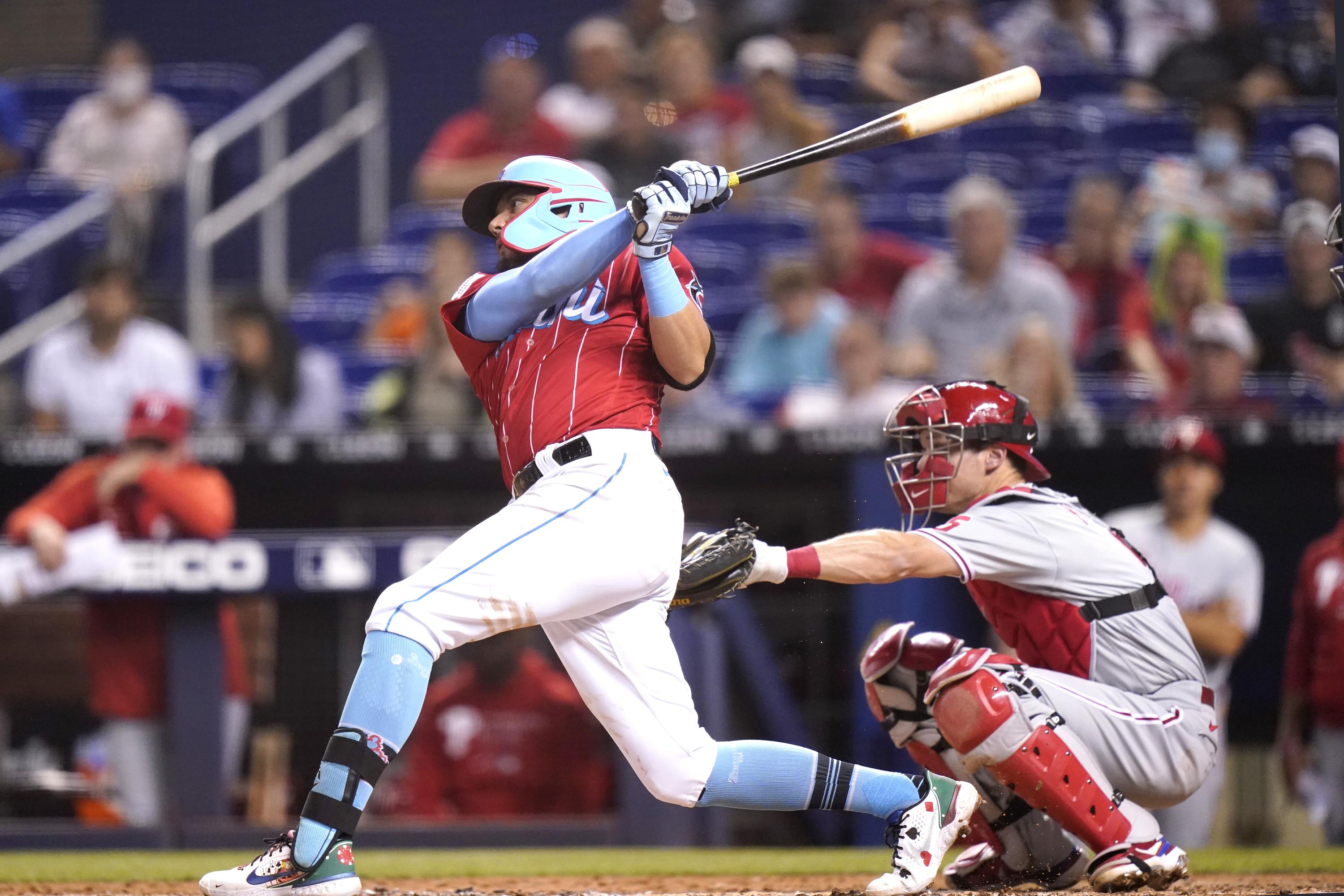 Marlins, Miguel Rojas agree to $10 million, 2-year deal | AP News