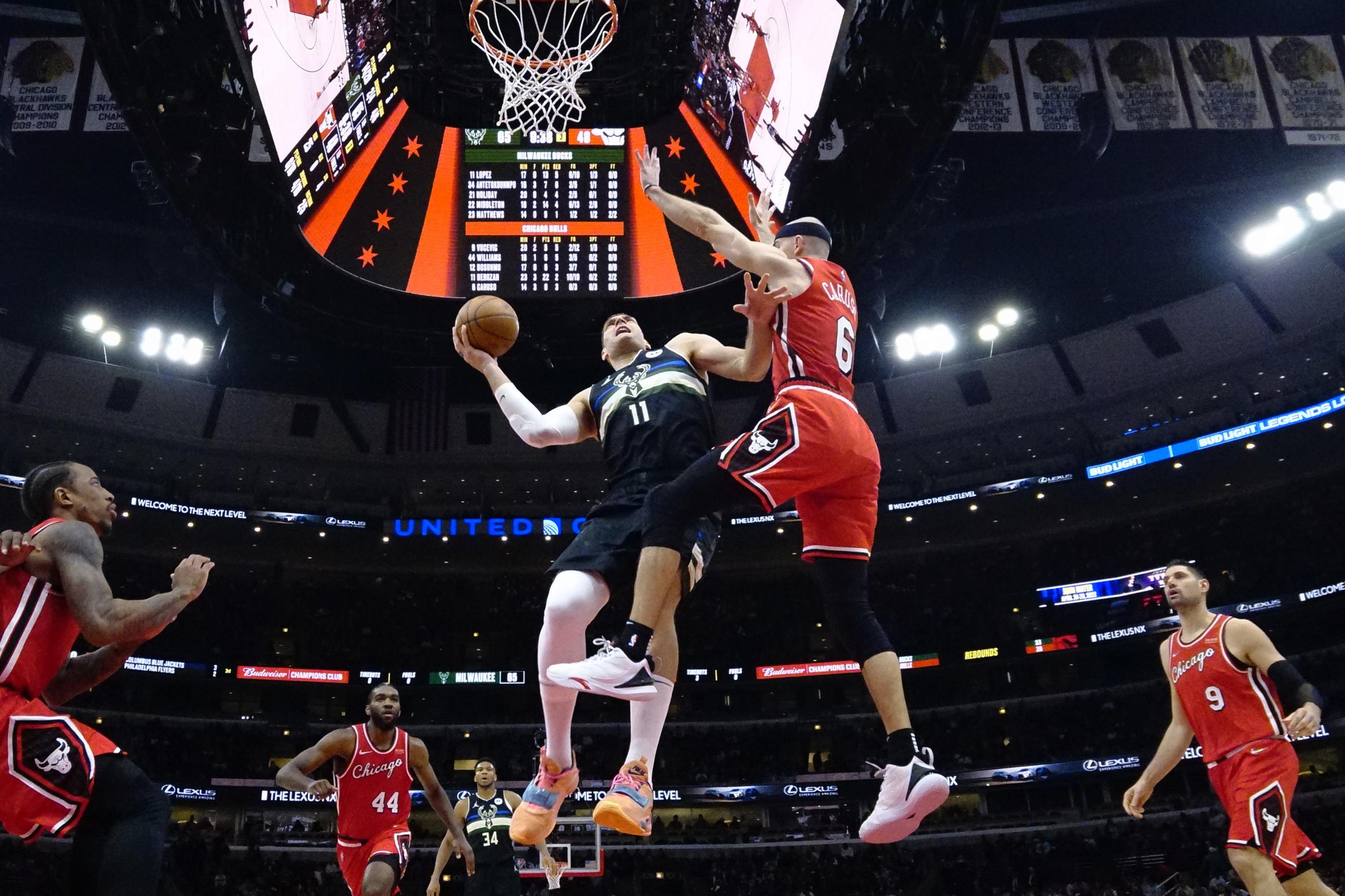 Bucks doblegan a Bulls y aseguran título divisional | AP News