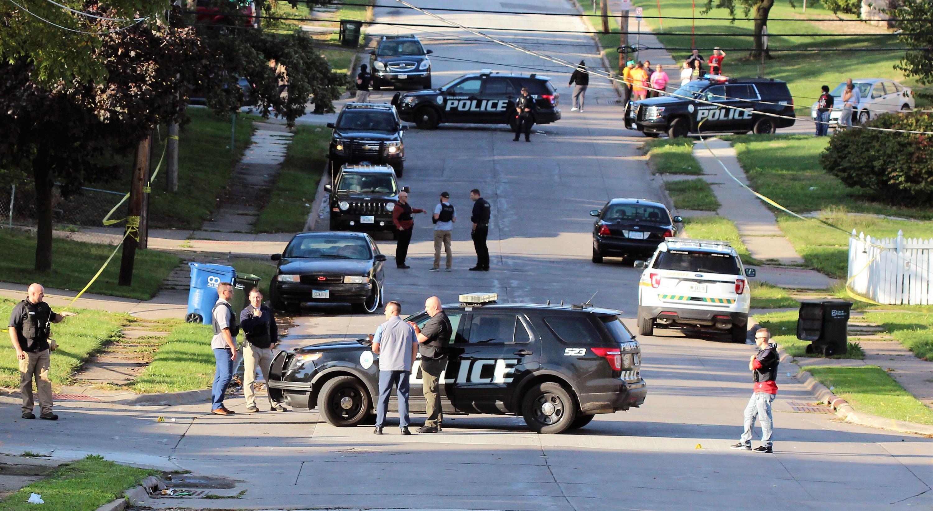 Davenport Police Officer Shot Man Who Refused To Lower Gun Ap News