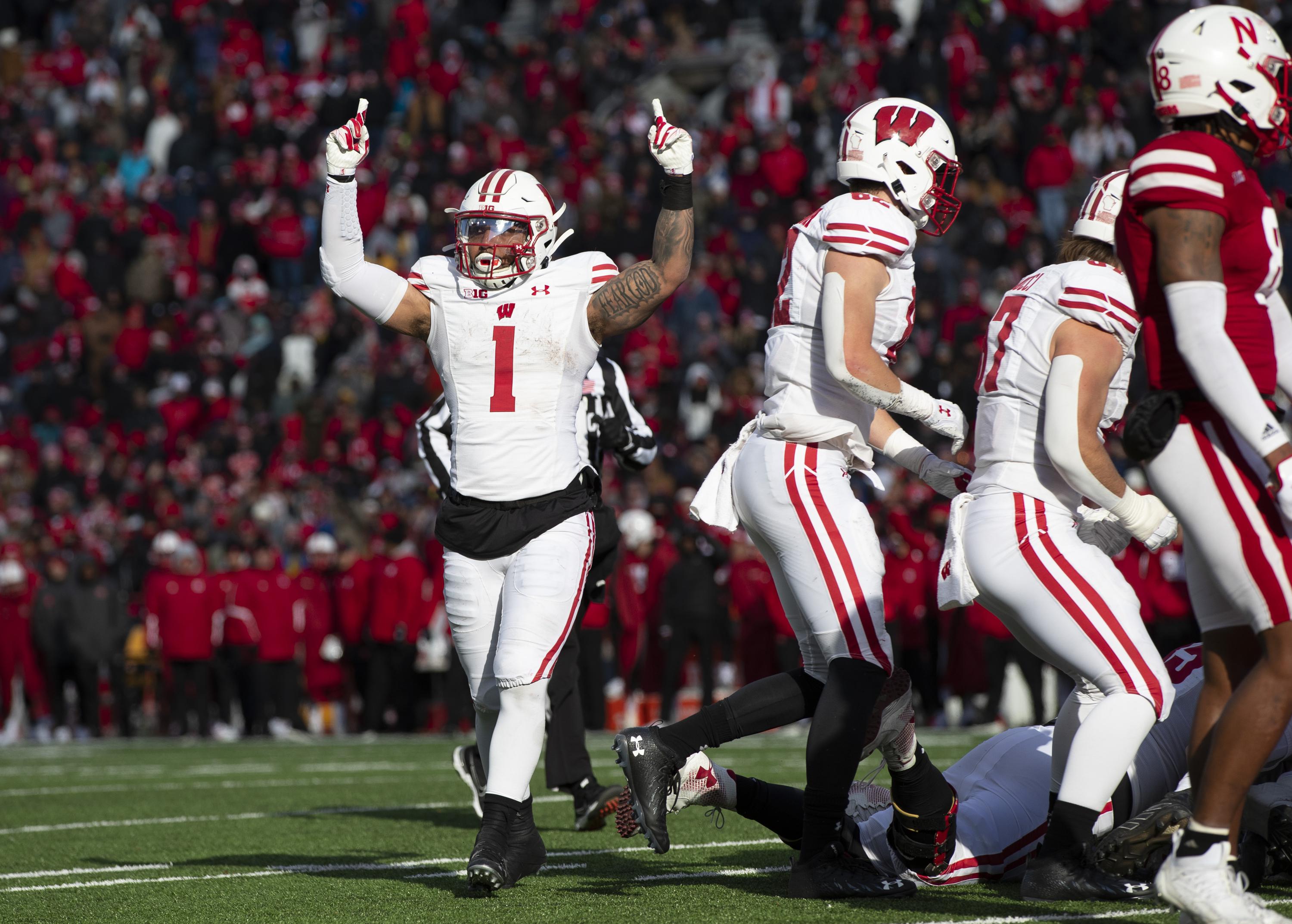 Mertz's late sneak for TD pushes Badgers past Nebraska 15-14 | AP News