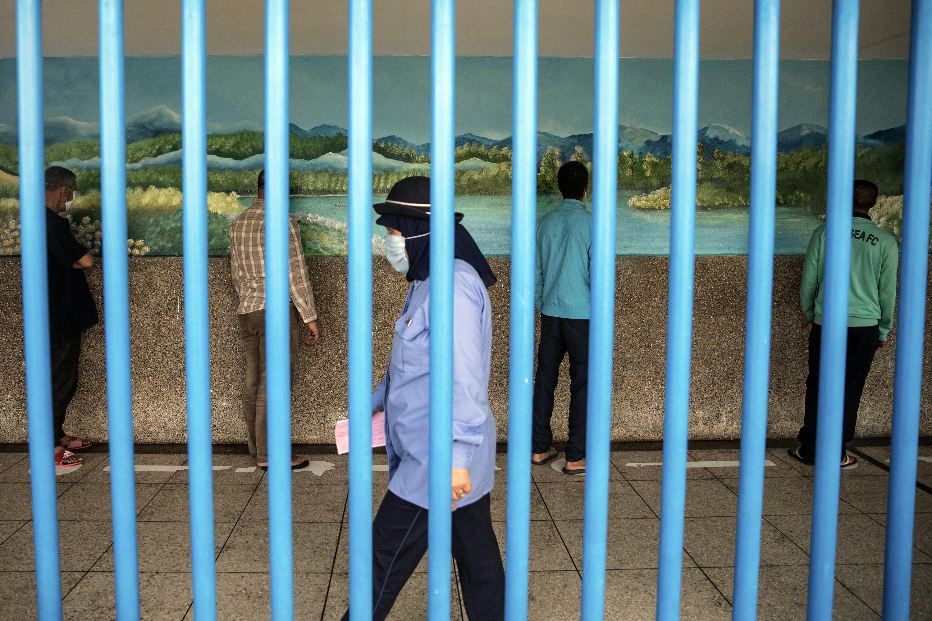 Morocco moves to vaccinate prison inmates 45 and up | AP News