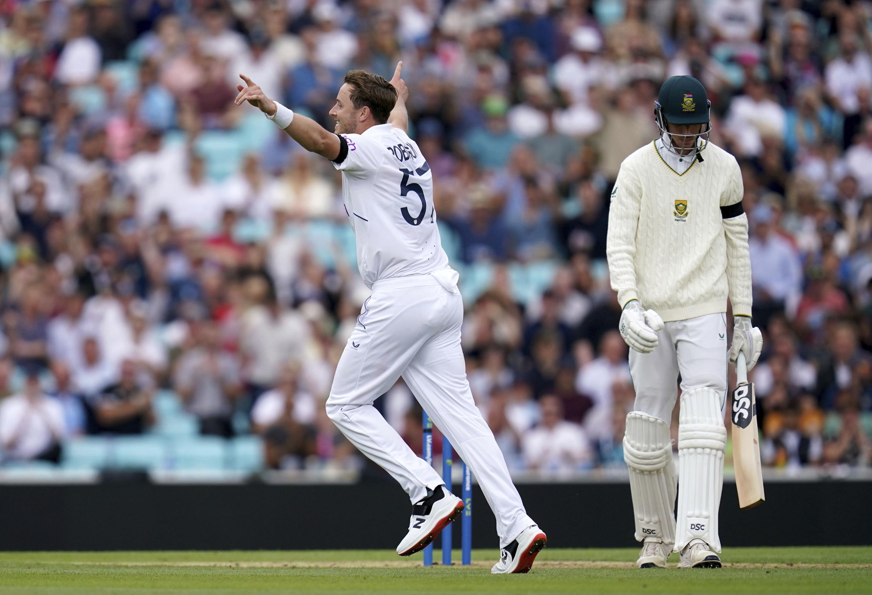 England leads SA by 36; 17 wickets fall on Day 3 of decider | AP News