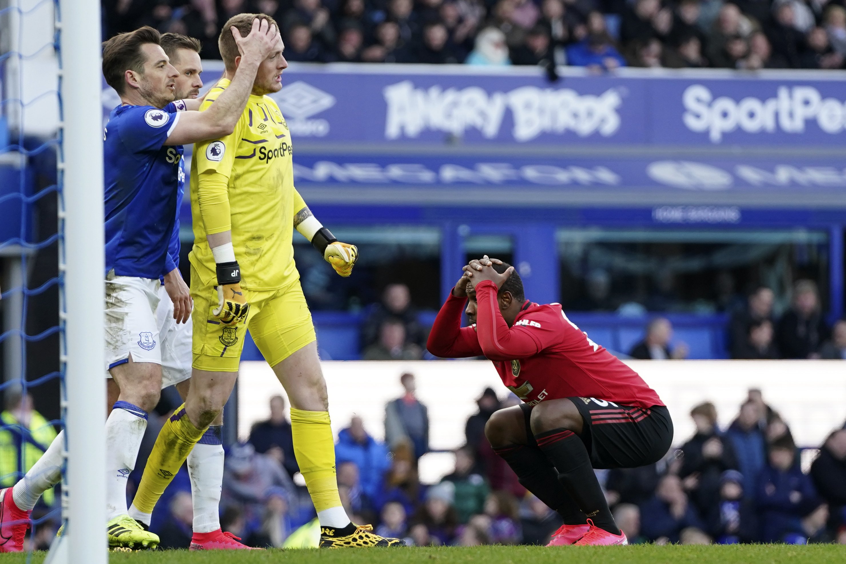 Man United draw 1-1 at Everton in Premier League | AP News