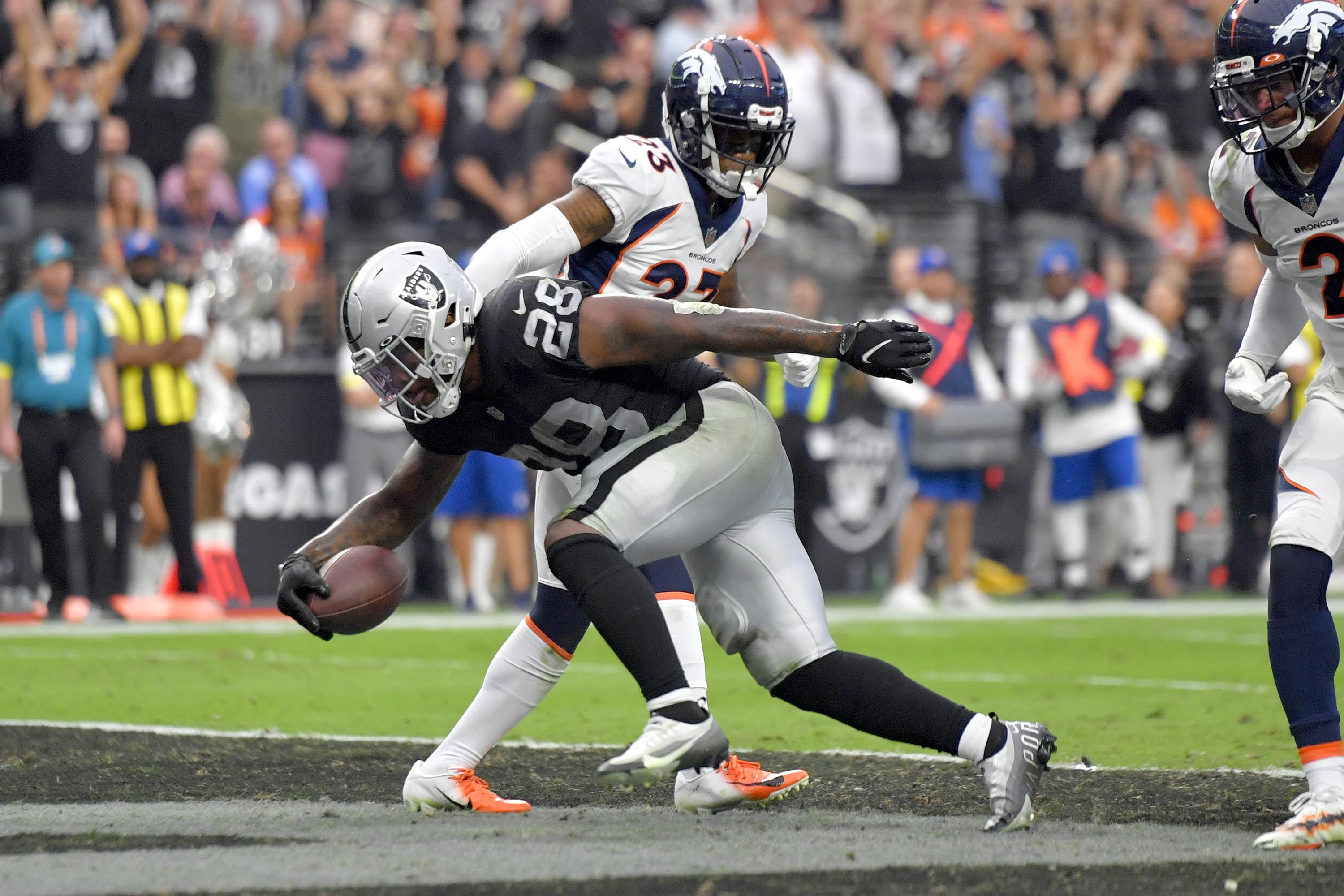 Raiders se apunta 1er triunfo gracias a su ataque terrestre | AP News