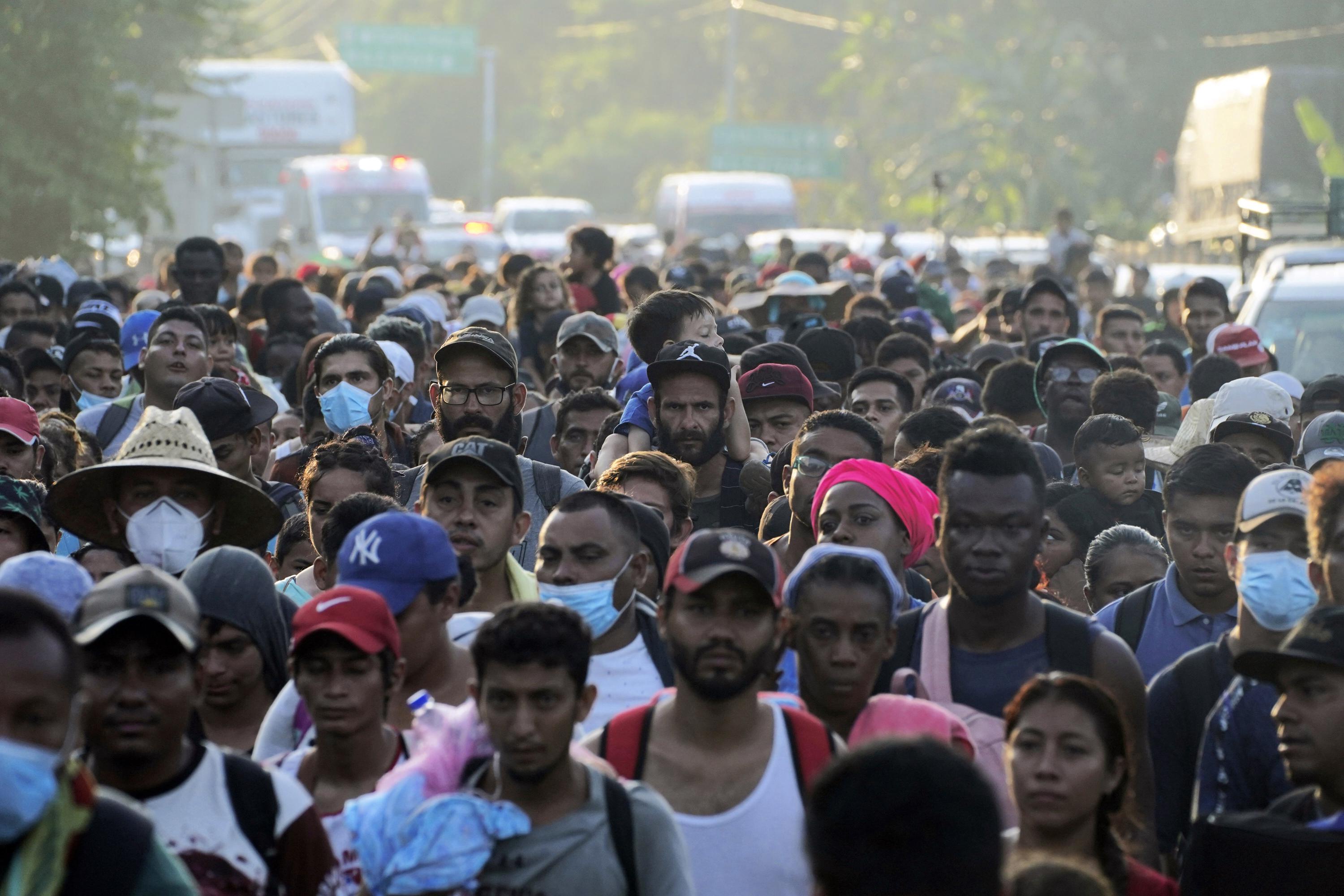 2,000 migrants continue walk through southern Mexico | AP News