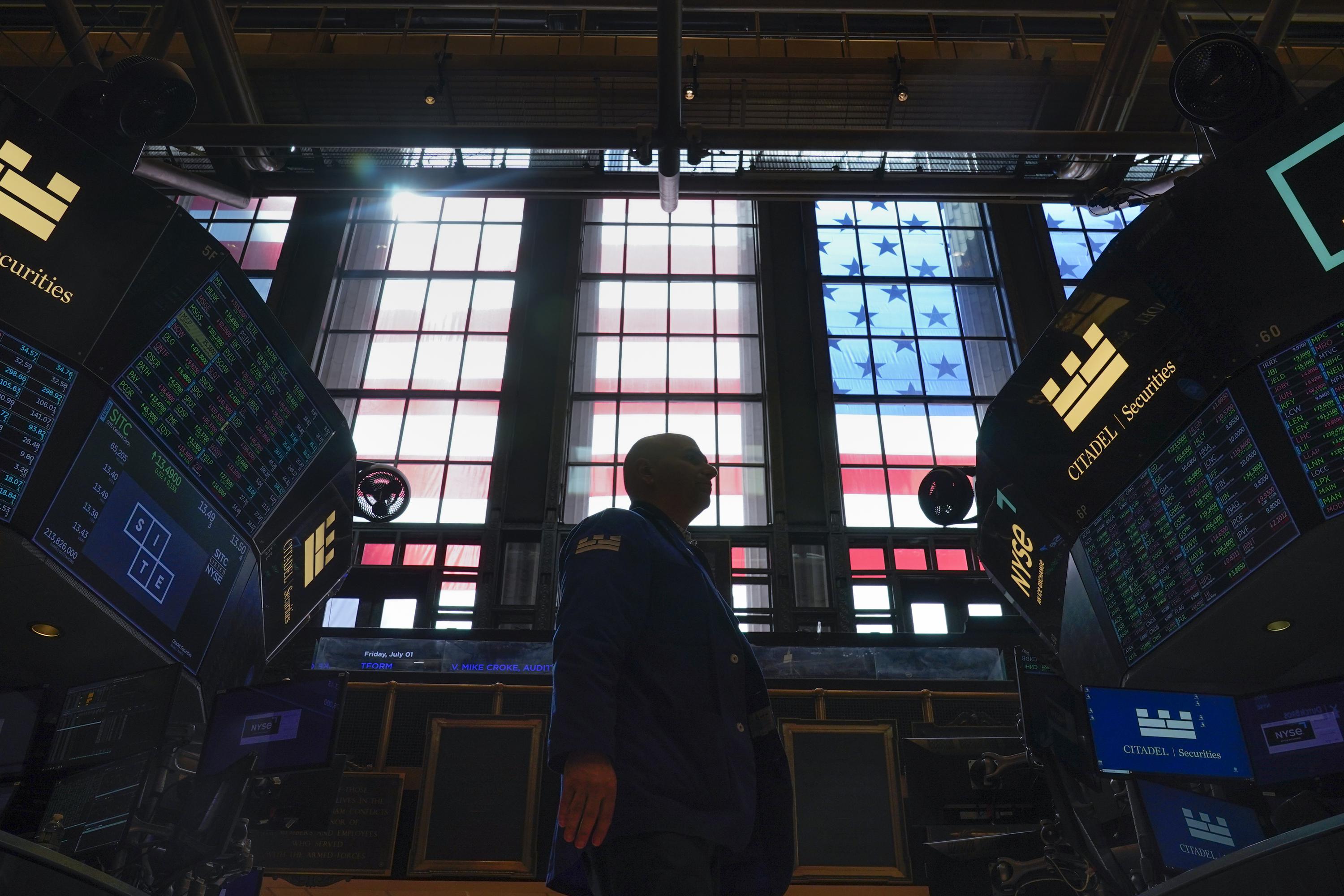 Wall Street closes higher but still ends week in the red | AP News