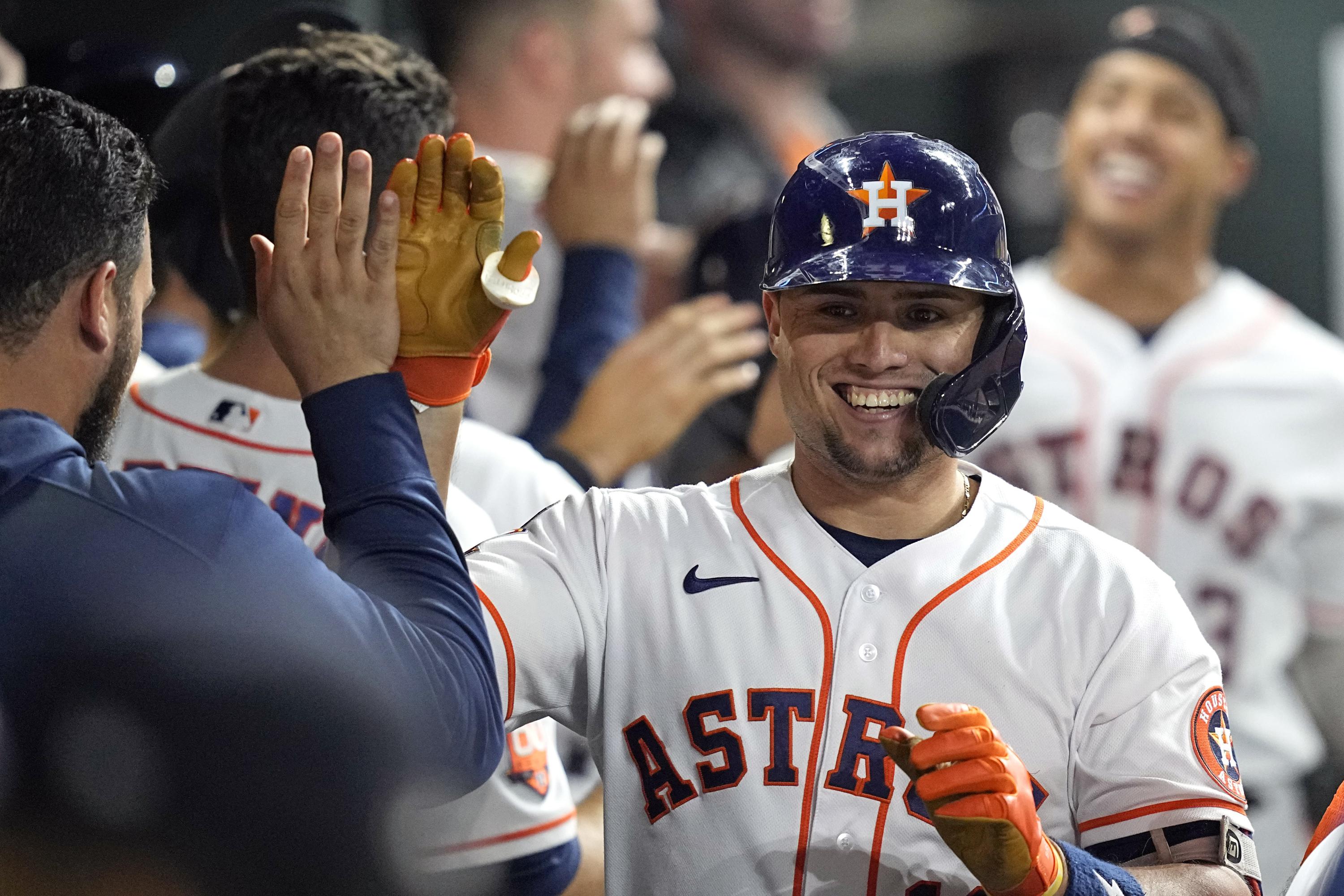 Díaz homers in 7th to break tie, Astros beat A's 5-2 | AP News