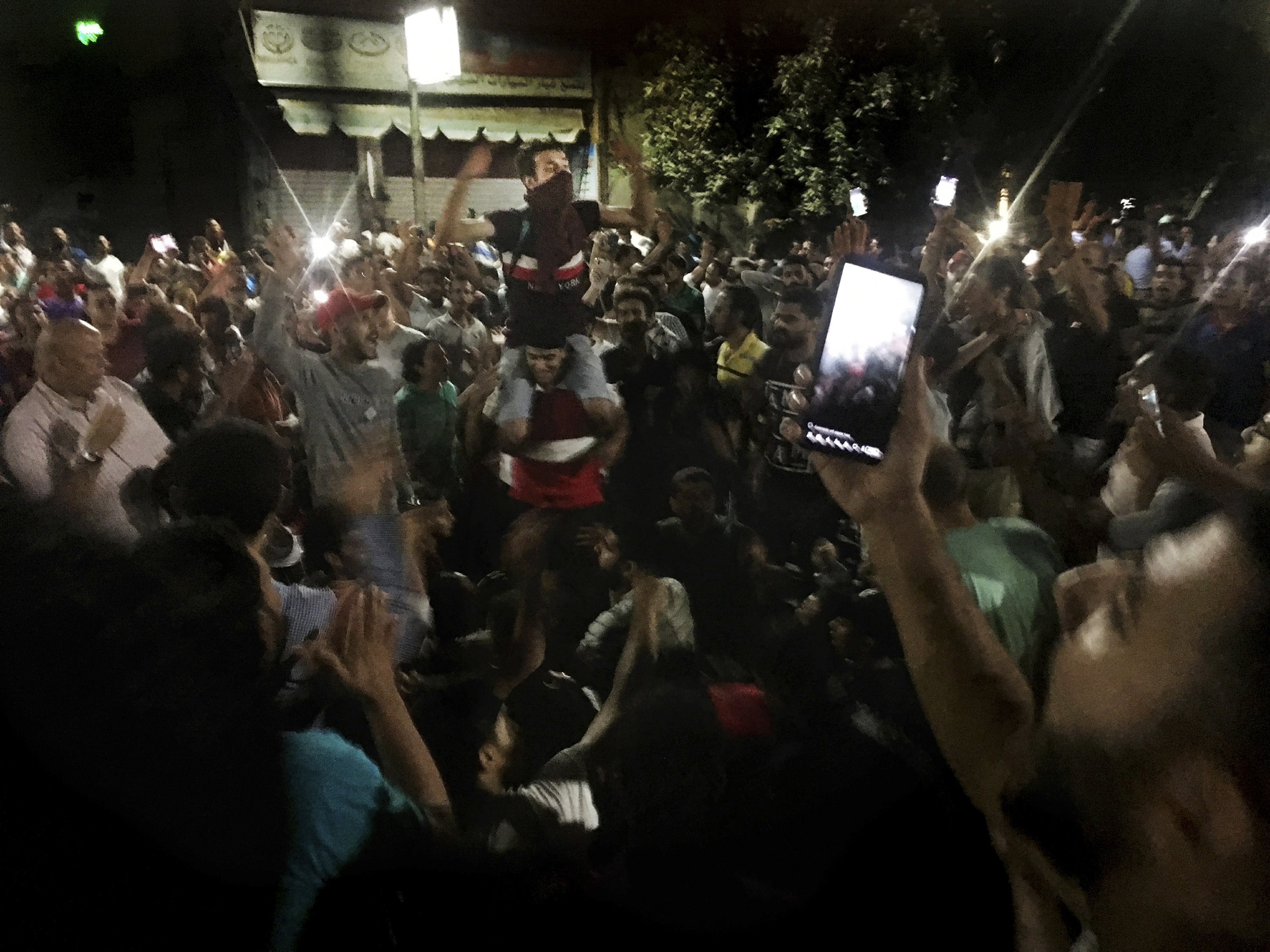 En inusual protesta en El Cairo piden la renuncia de El Sisi | AP News