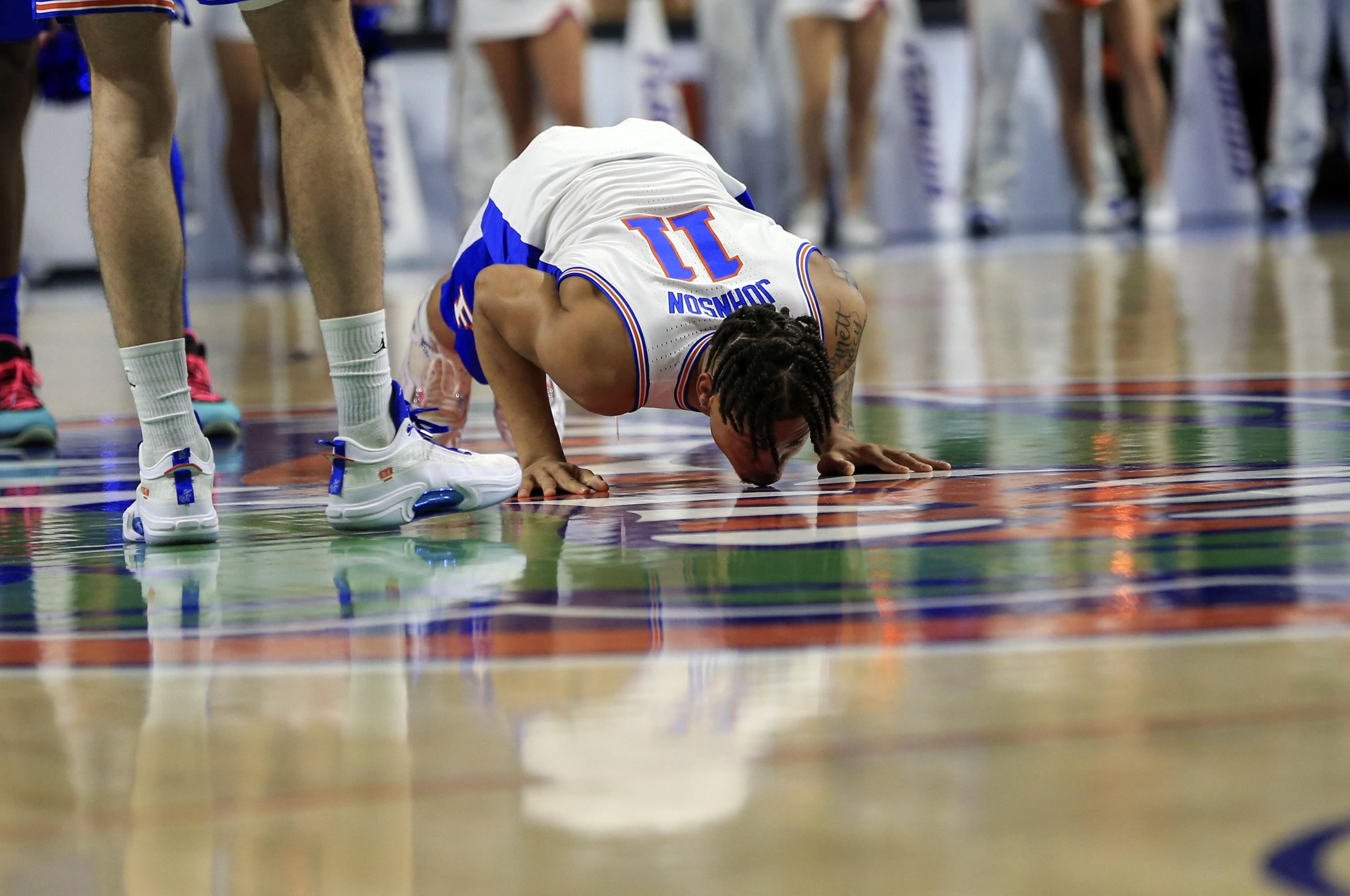 Florida's Johnson gets ceremonial start on senior day vs UK | AP News