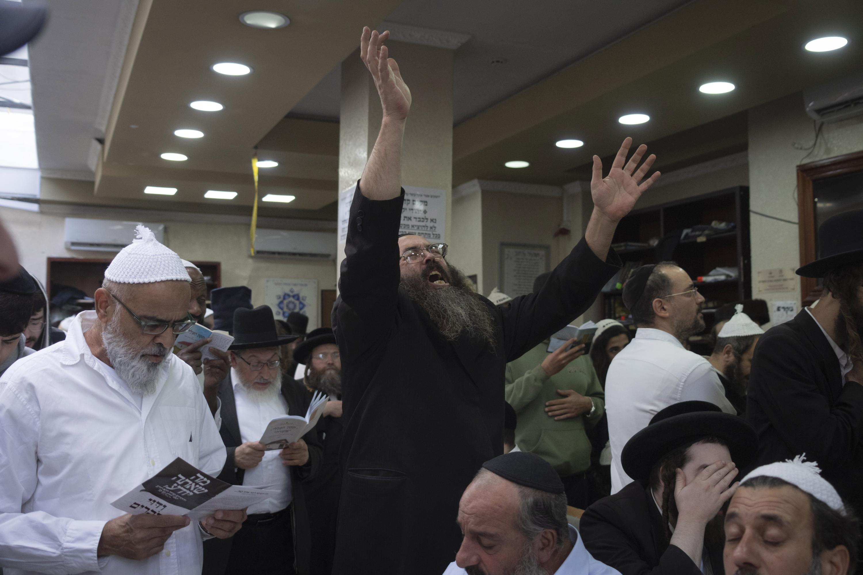 Jewish pilgrims gather in Ukraine despite the perils of war | AP News