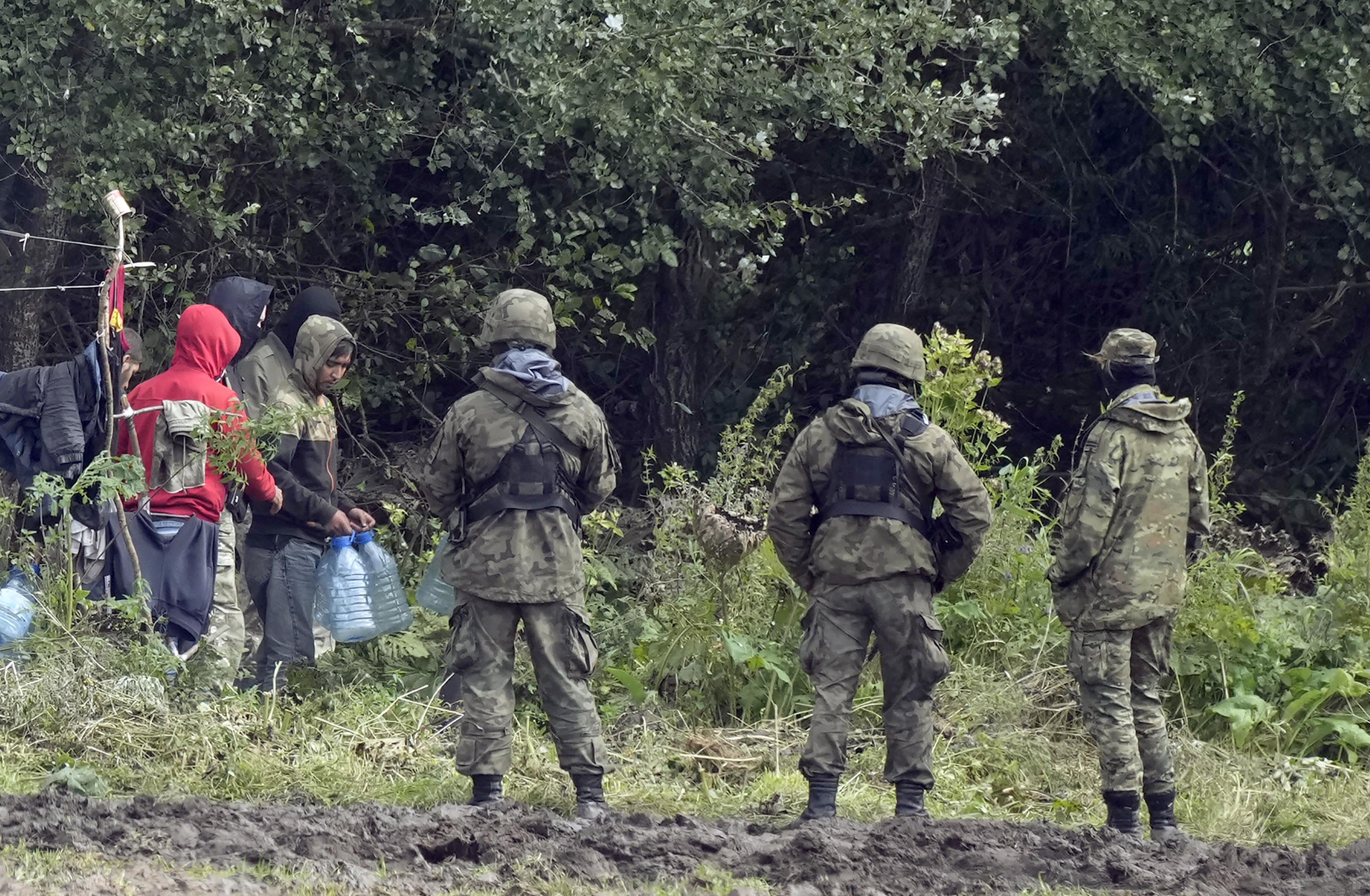 2 Polish troops hurt as migrants try forcing Belarus border | AP News