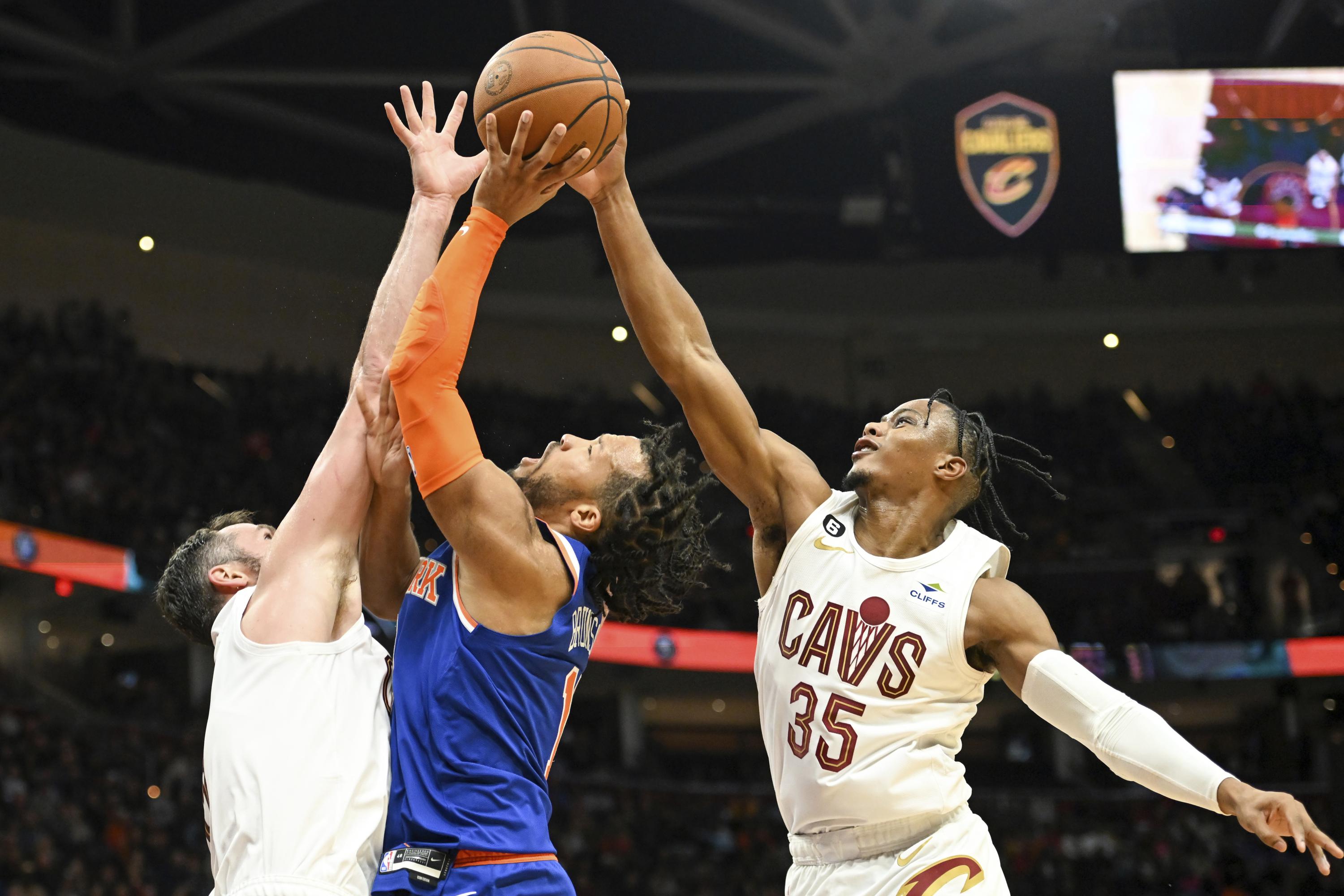 Mitchell y Cavaliers vienen de atrás para vencer a Knicks | AP News