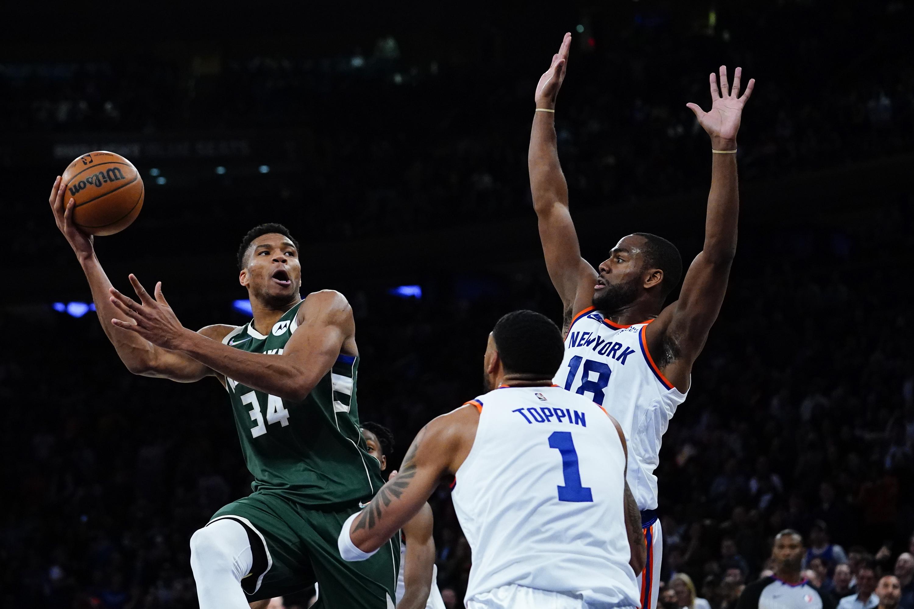 Connaughton ayuda a que Bucks se recuperen y venzan a Knicks | AP News