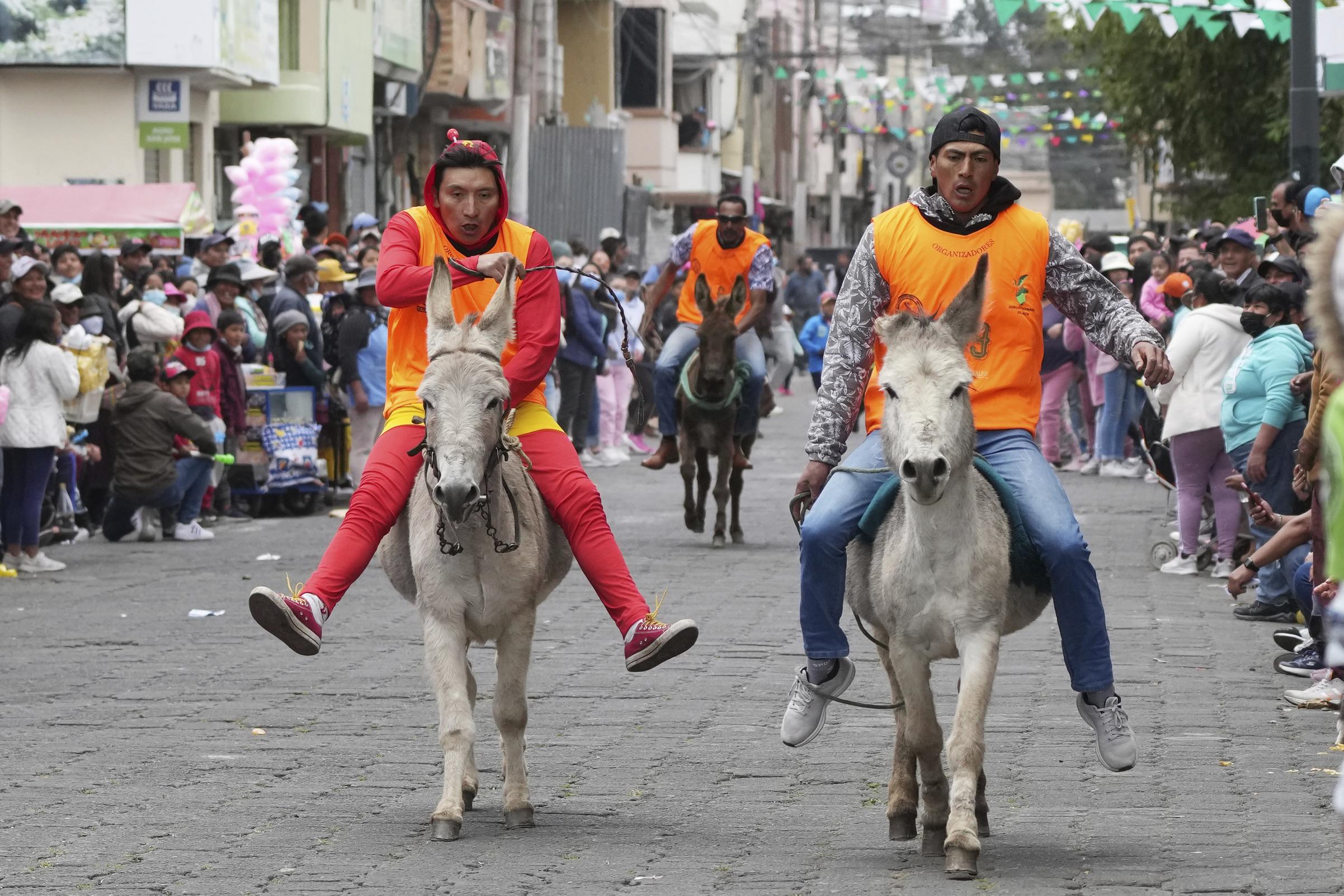 Desfile de disfraces y carrera de burros en Ecuador | AP News