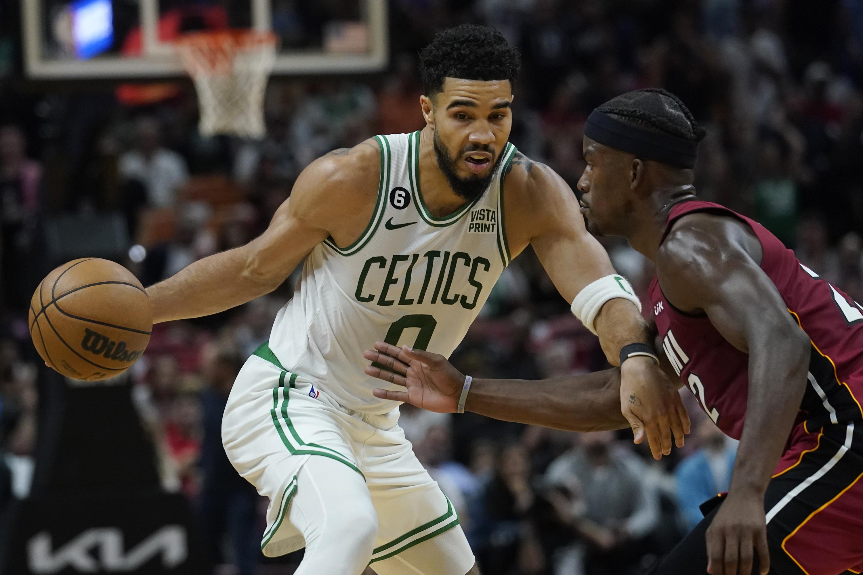 Tatum y Brown se combinan y anotan 57; Celtics vencen a Heat | AP News