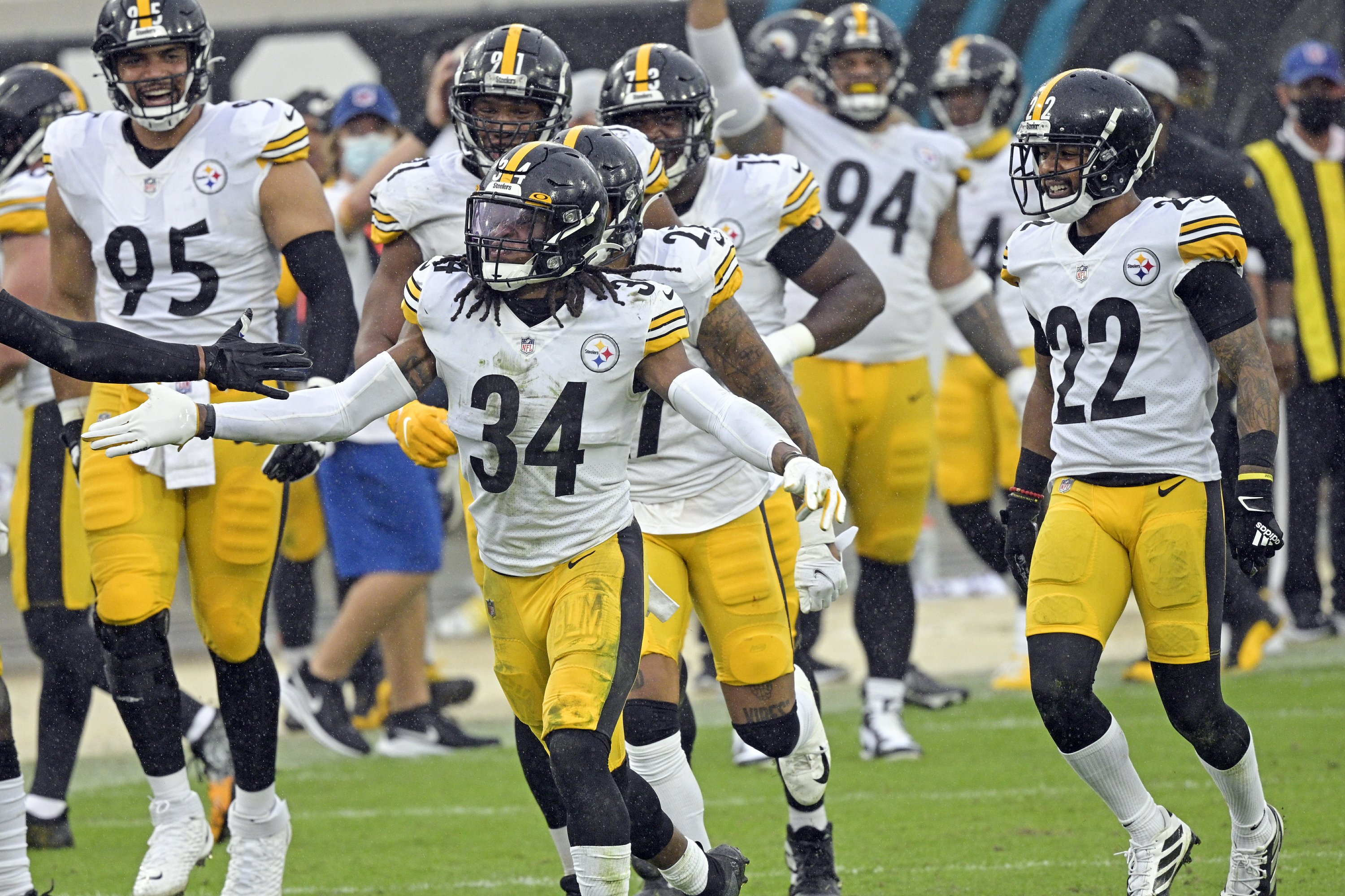 A perfect 10, Steelers again rule atop AP Pro32 poll | AP News