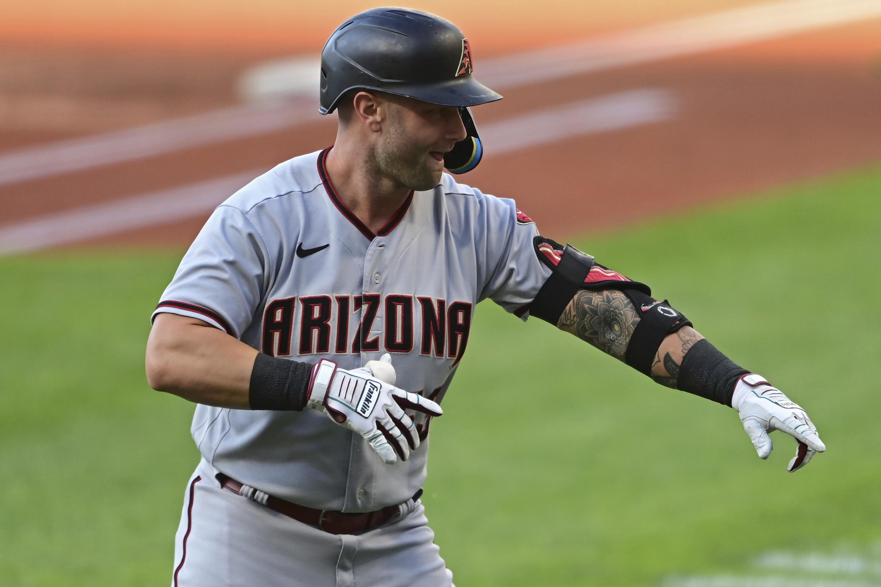 Con jonrón de Walker, D-backs superan a Guardianes | AP News