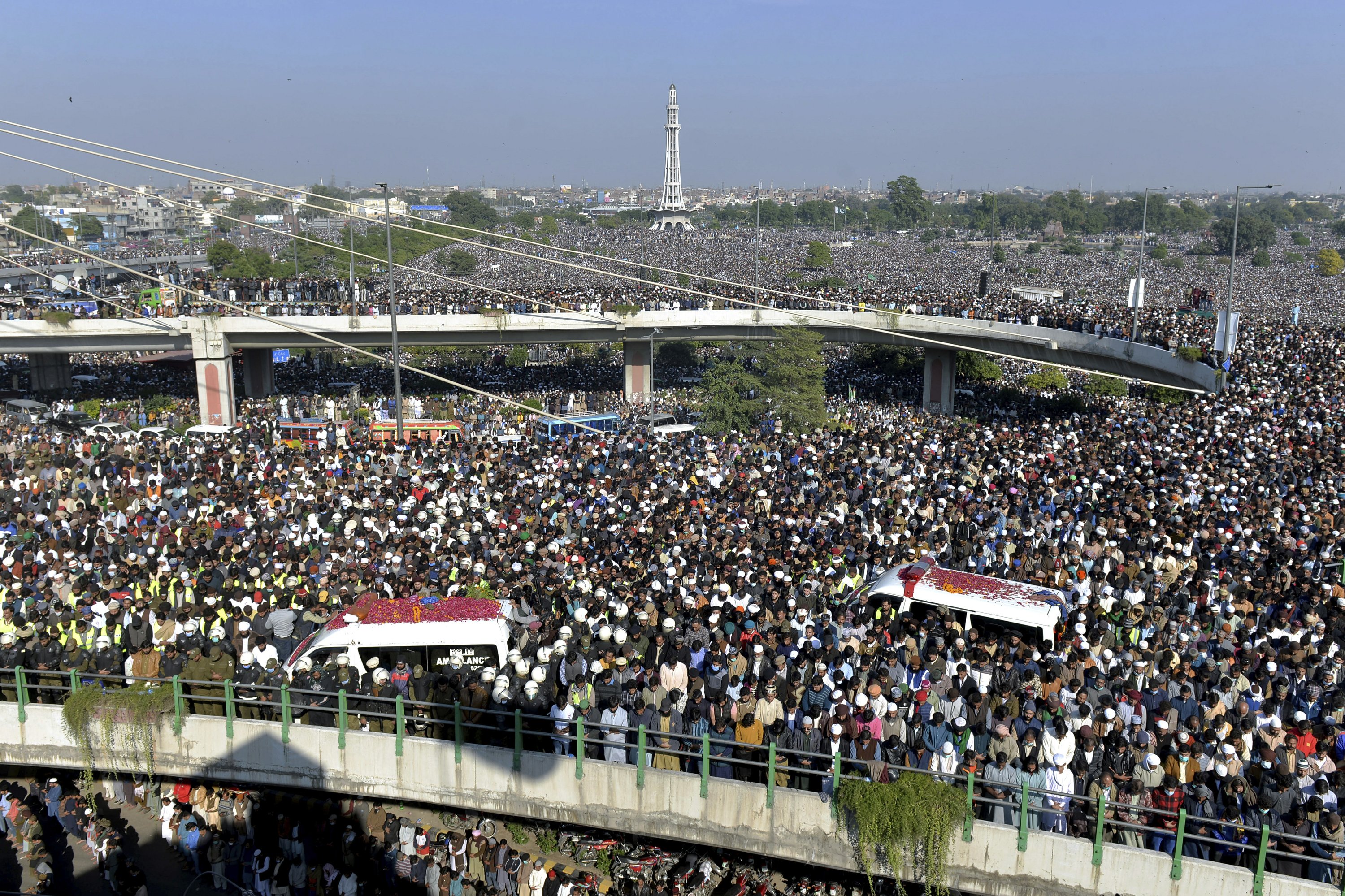 Tens of thousands mourn radical cleric's death in Pakistan | AP News
