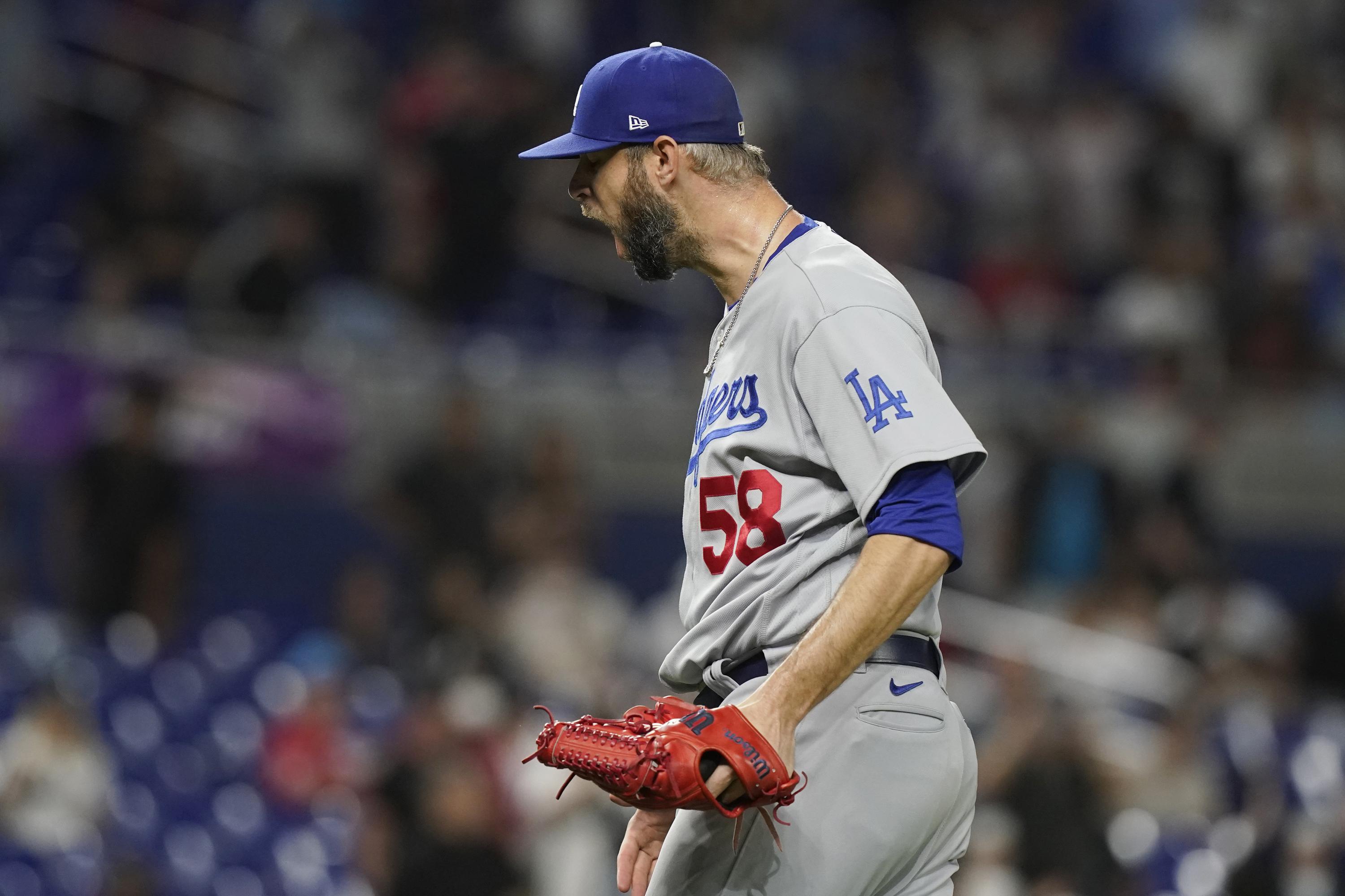Con ayuda de Freeman, Dodgers vencen a Marlins en 10 innings | AP News