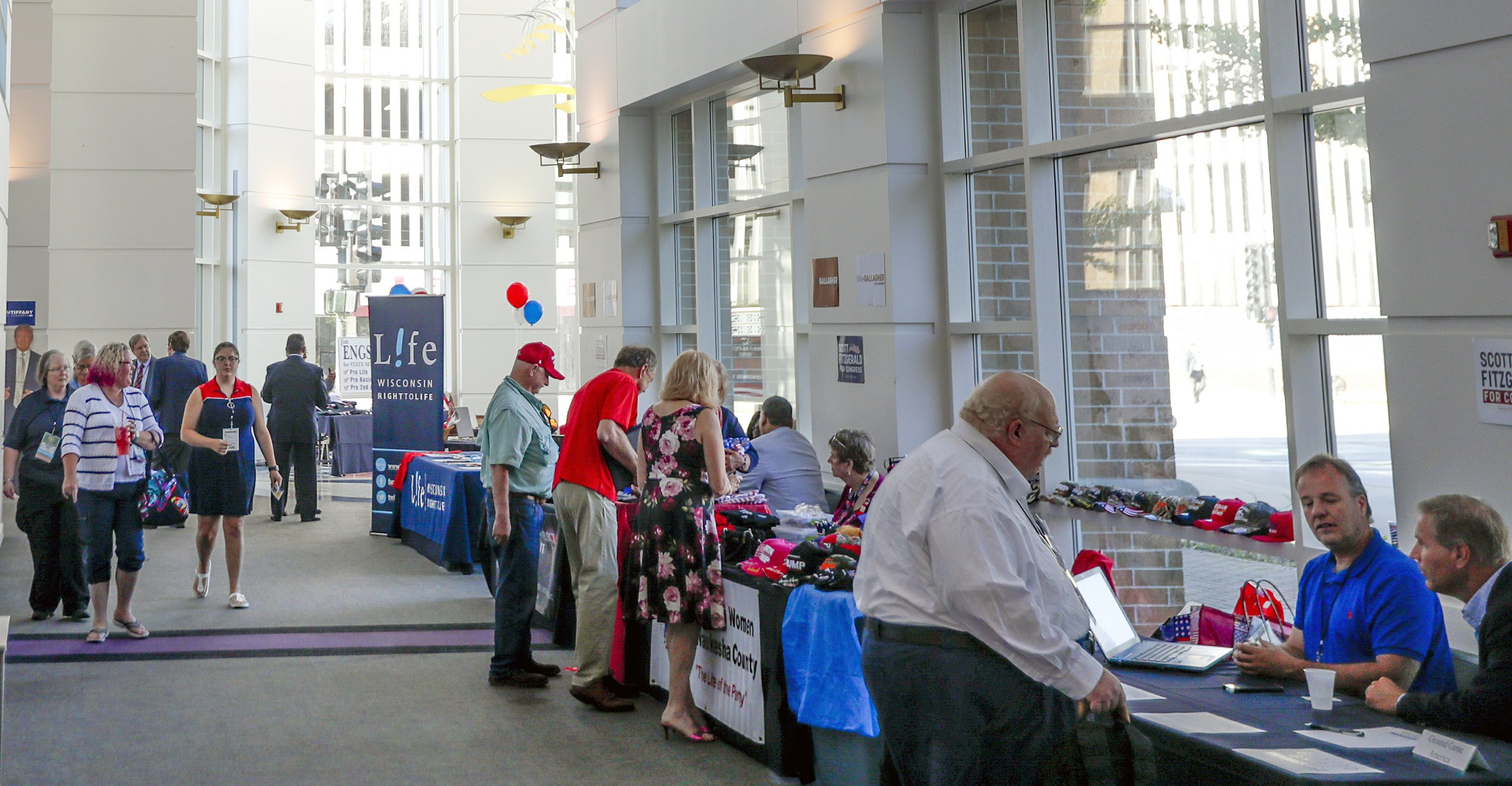 Trump advisers rally Wisconsin Republicans, mock Democrats | AP News
